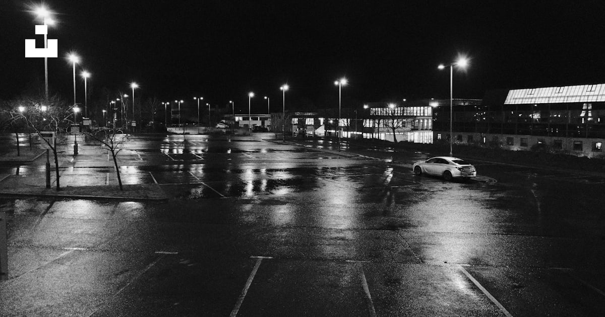 夜の駐車場の白黒写真の写真 Unsplashの無料イギリス写真