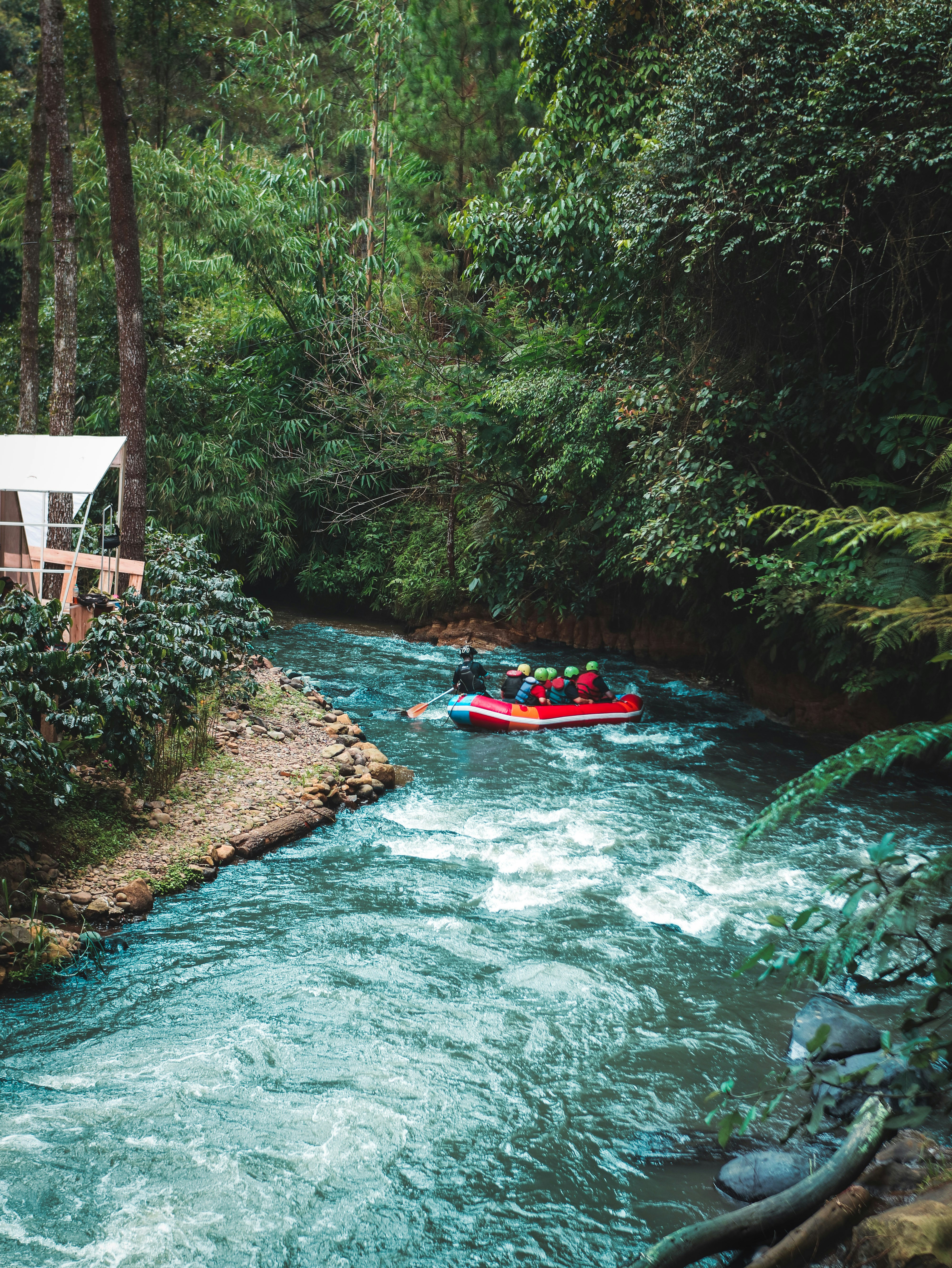 Foto Un par de personas en un bote en un río – Imagen Naturaleza gratis ...