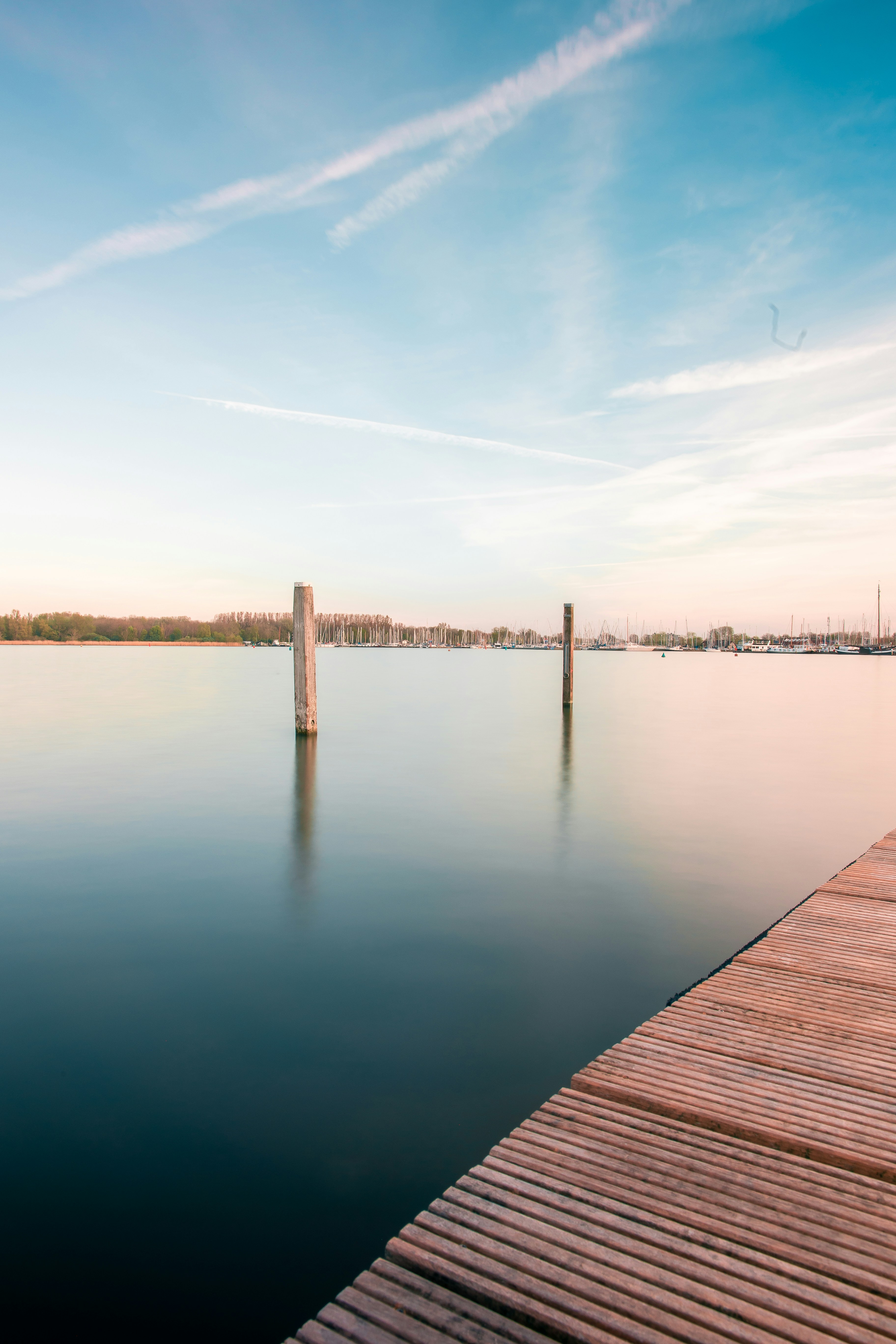 Un quai en bois posé au-dessus d’un plan d’eau photo – Photo Pays-Bas ...