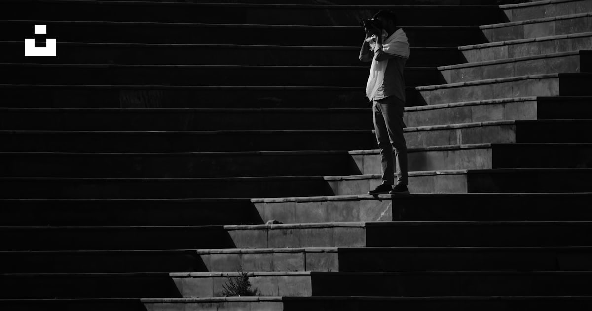 Foto zum Thema Ein Mann steht auf einer Treppe – Kostenloses Bild zu ... Foto zum Thema Ein Mann steht auf einer Treppe – Kostenloses Bild zu ...
