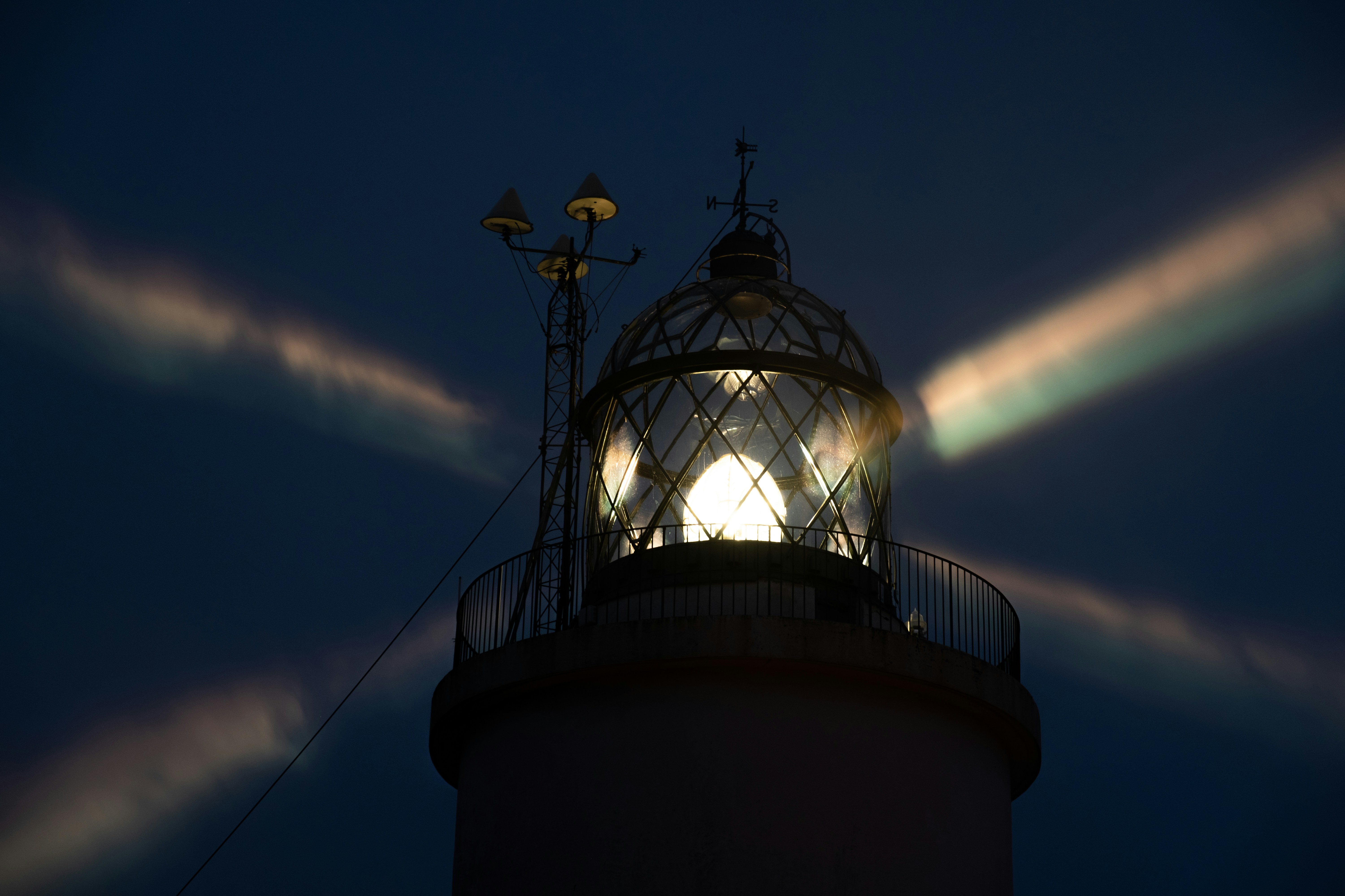 Foto Un faro con una luz brillando encima – Imagen Faro de noche gratis ...