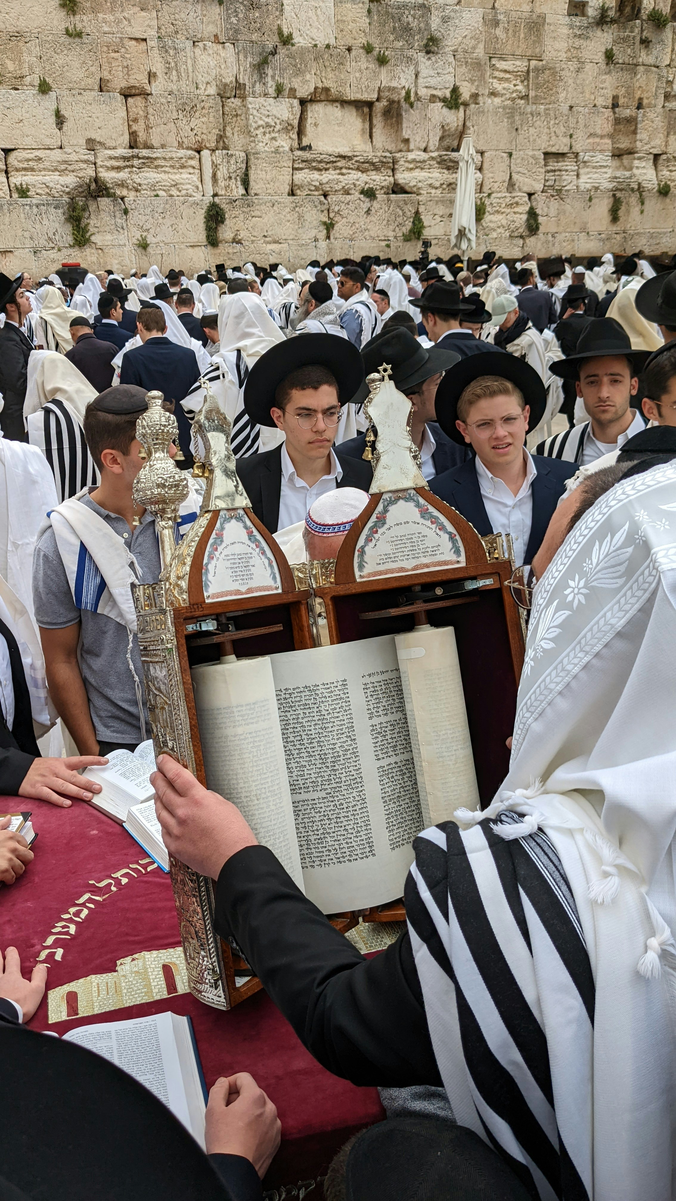 A large group of men in jewish garb photo – Free Human Image on Unsplash