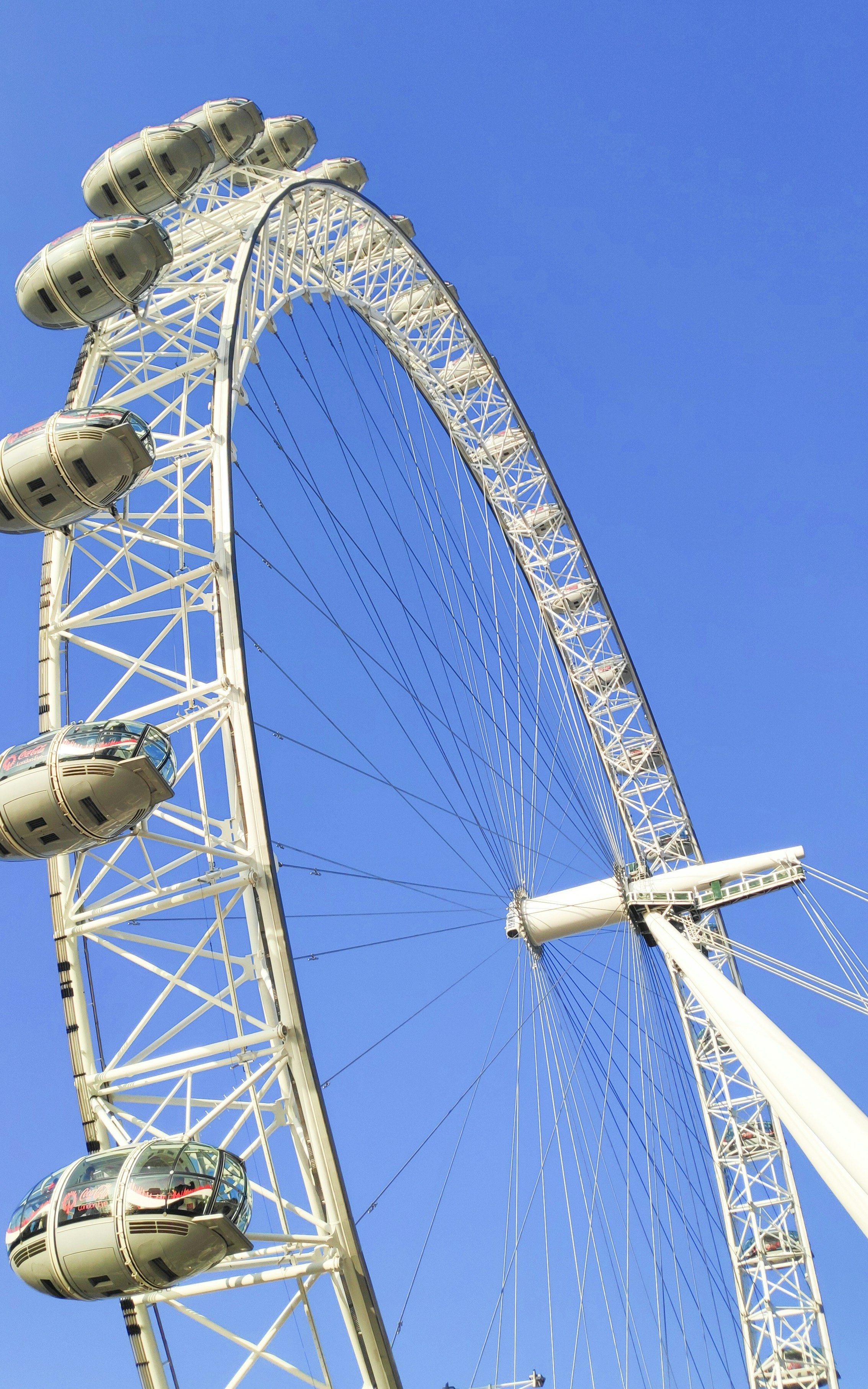 Une grande roue blanche contre un ciel bleu photo – Photo Oeil de ...