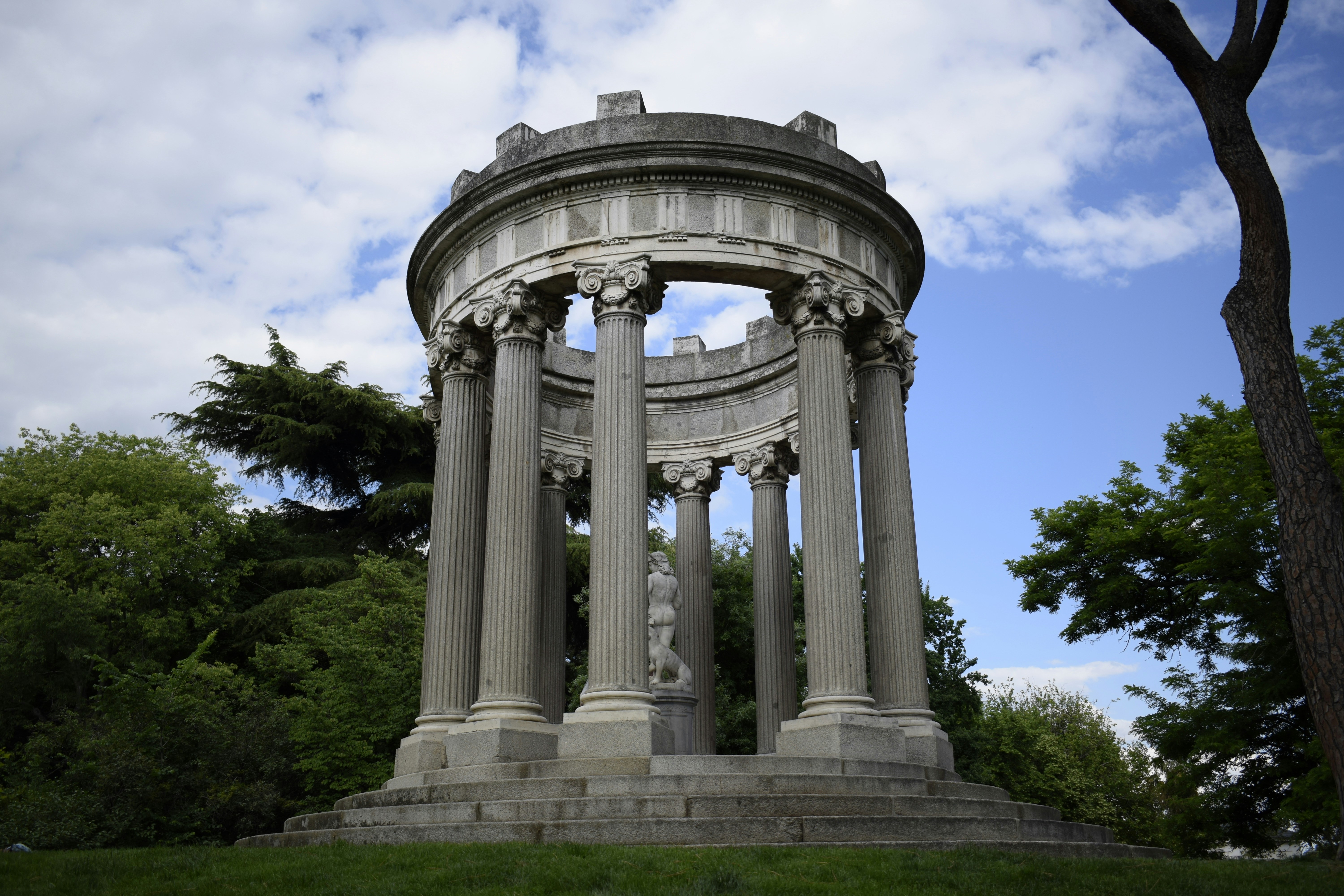 A large monument in the middle of a park photo – Free Monument Image on ...