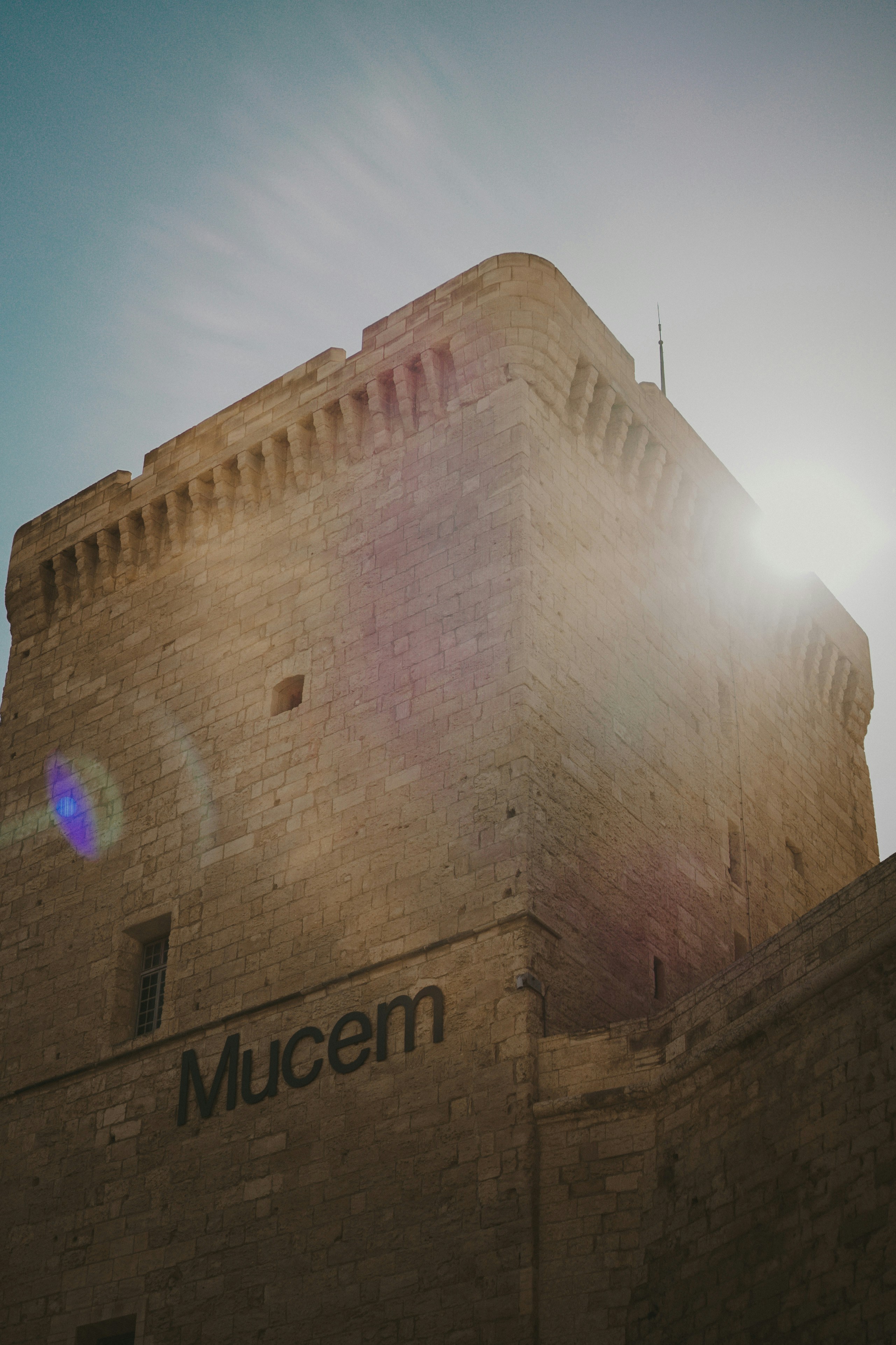 El sol brilla detrás de un edificio de ladrillo foto – Imagen de ...