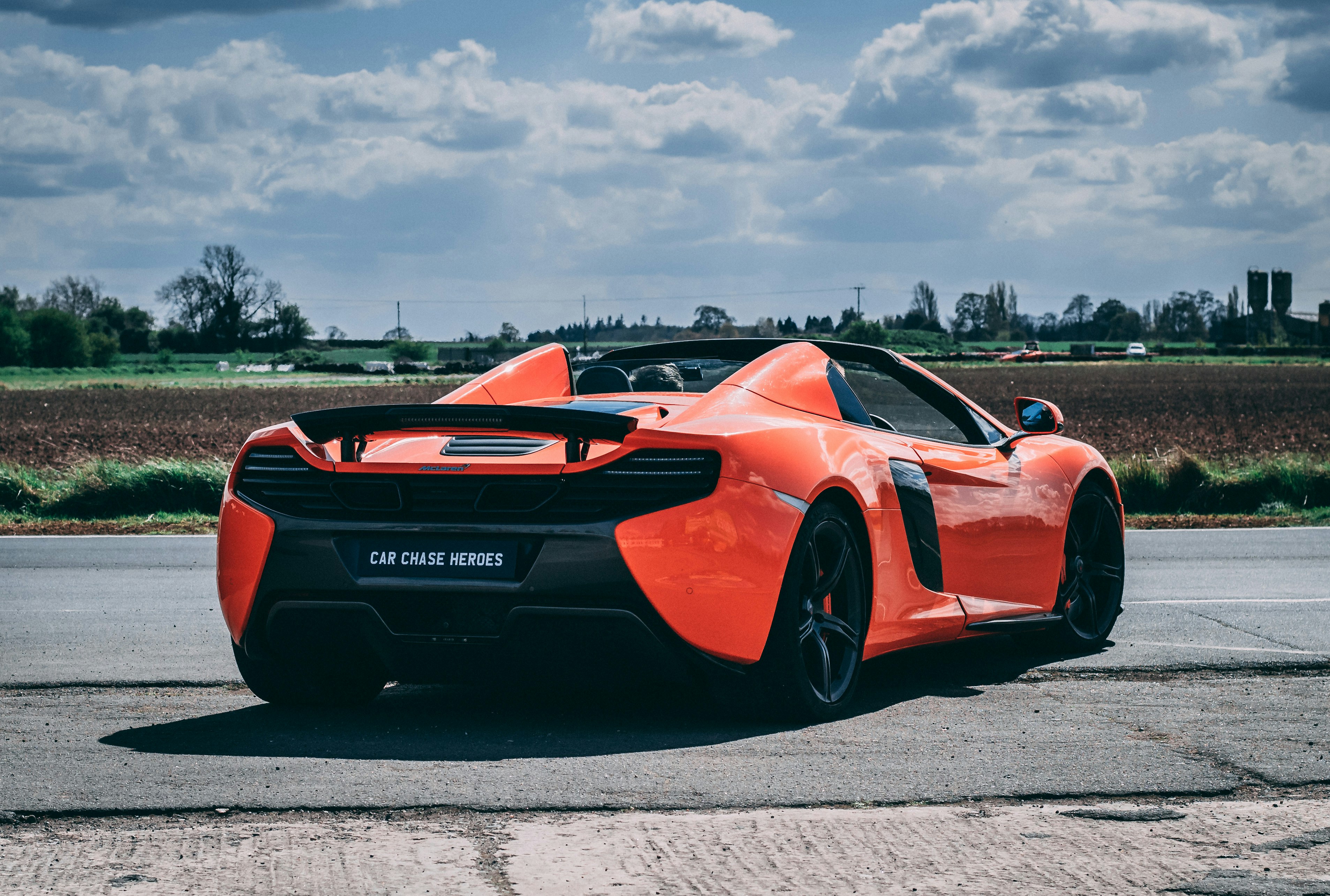 Foto Un auto deportivo naranja estacionado al costado de la carretera ...