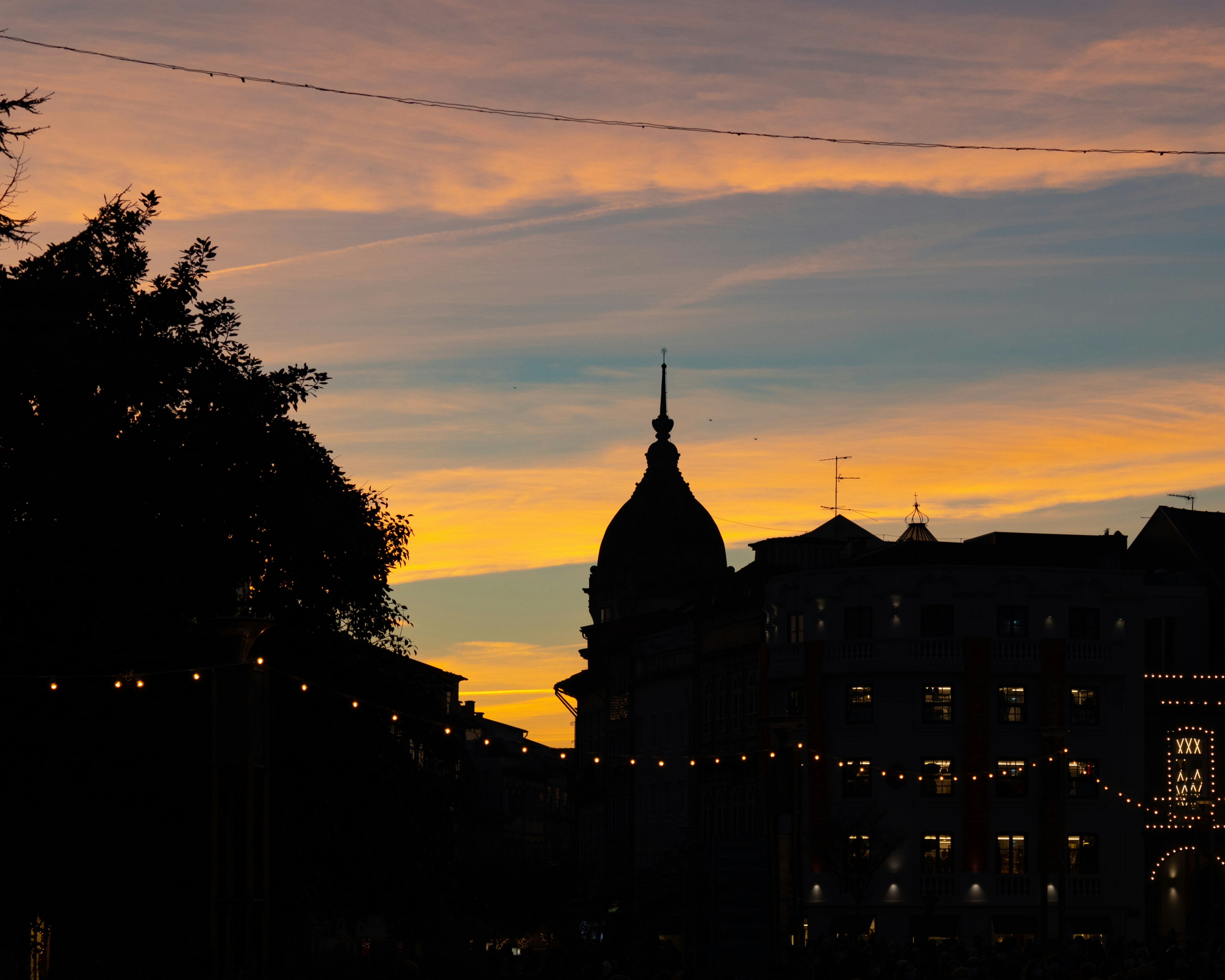 Dome on the Horizon: A Quiet Sunset Over a Silhouetted City