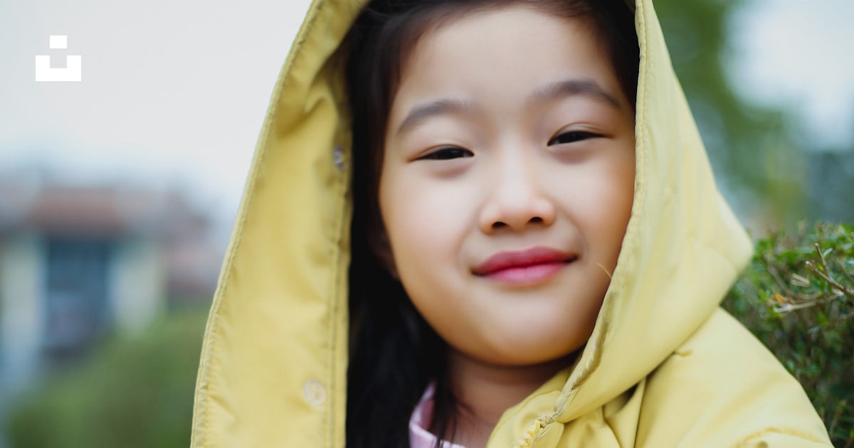 黄色いジャケットを着た少女が微笑んでいるの写真 Unsplashの無料衣服写真