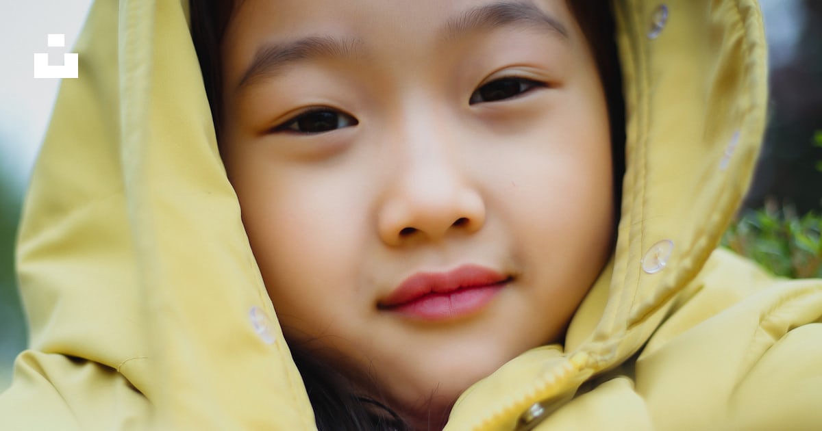 カメラを見ている黄色いジャケットを着た少女の写真 Unsplashの無料衣服写真