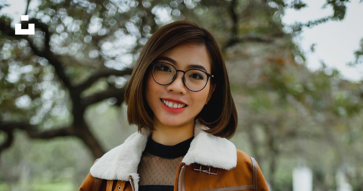 黒いドレスと茶色のジャケットを着た女性の写真 Unsplashの無料衣類写真