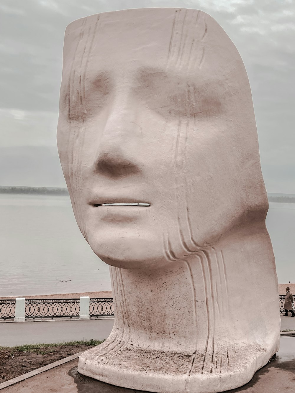 Une statue de la tête d’une personne est montrée devant un corps de ... Une statue de la tête d’une personne est montrée devant un corps de ...