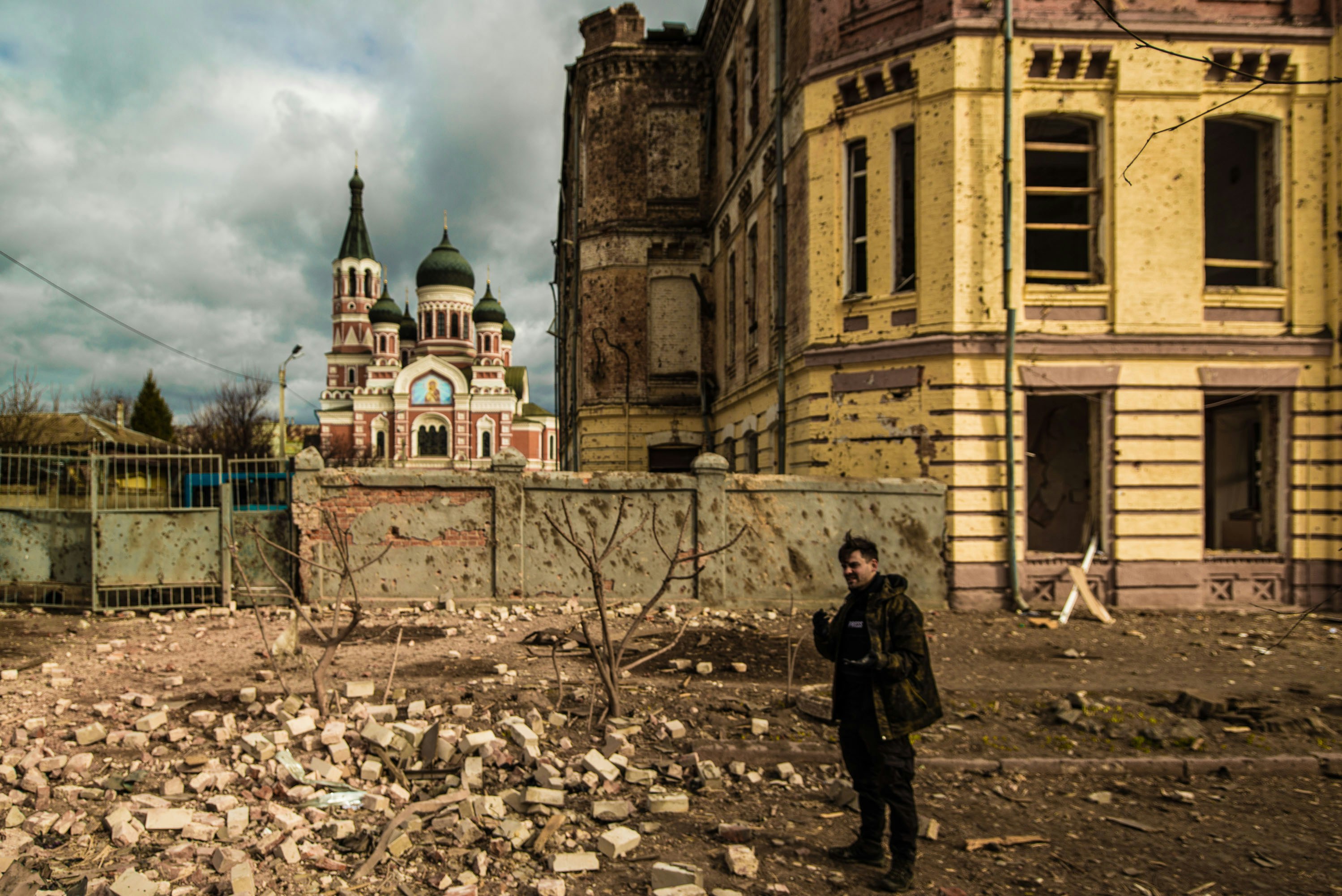 A man standing in the middle of a rubble covered street photo – Free ...