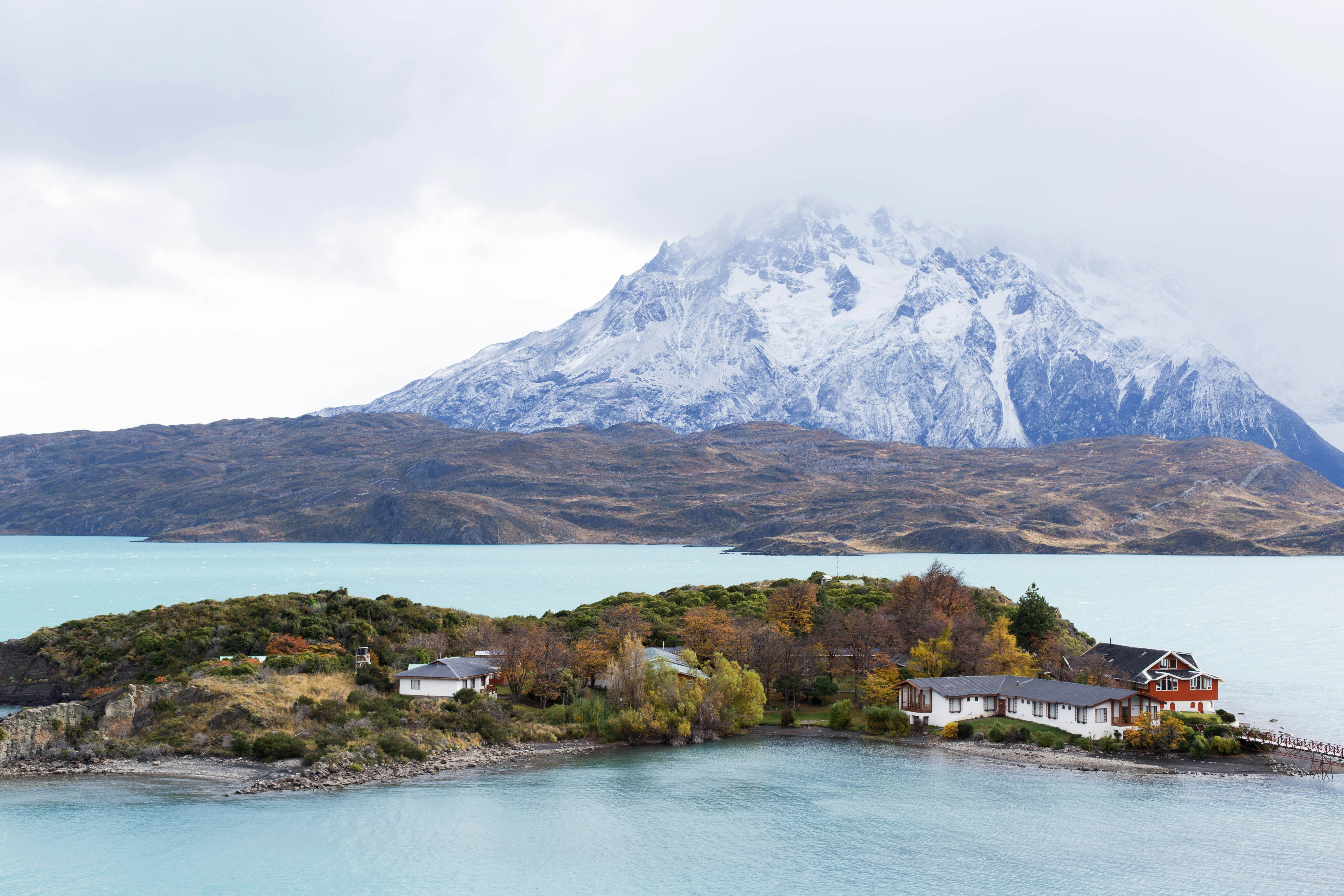 Una pequeña isla en medio de un lago foto – Imagen de Torres del Paine ...