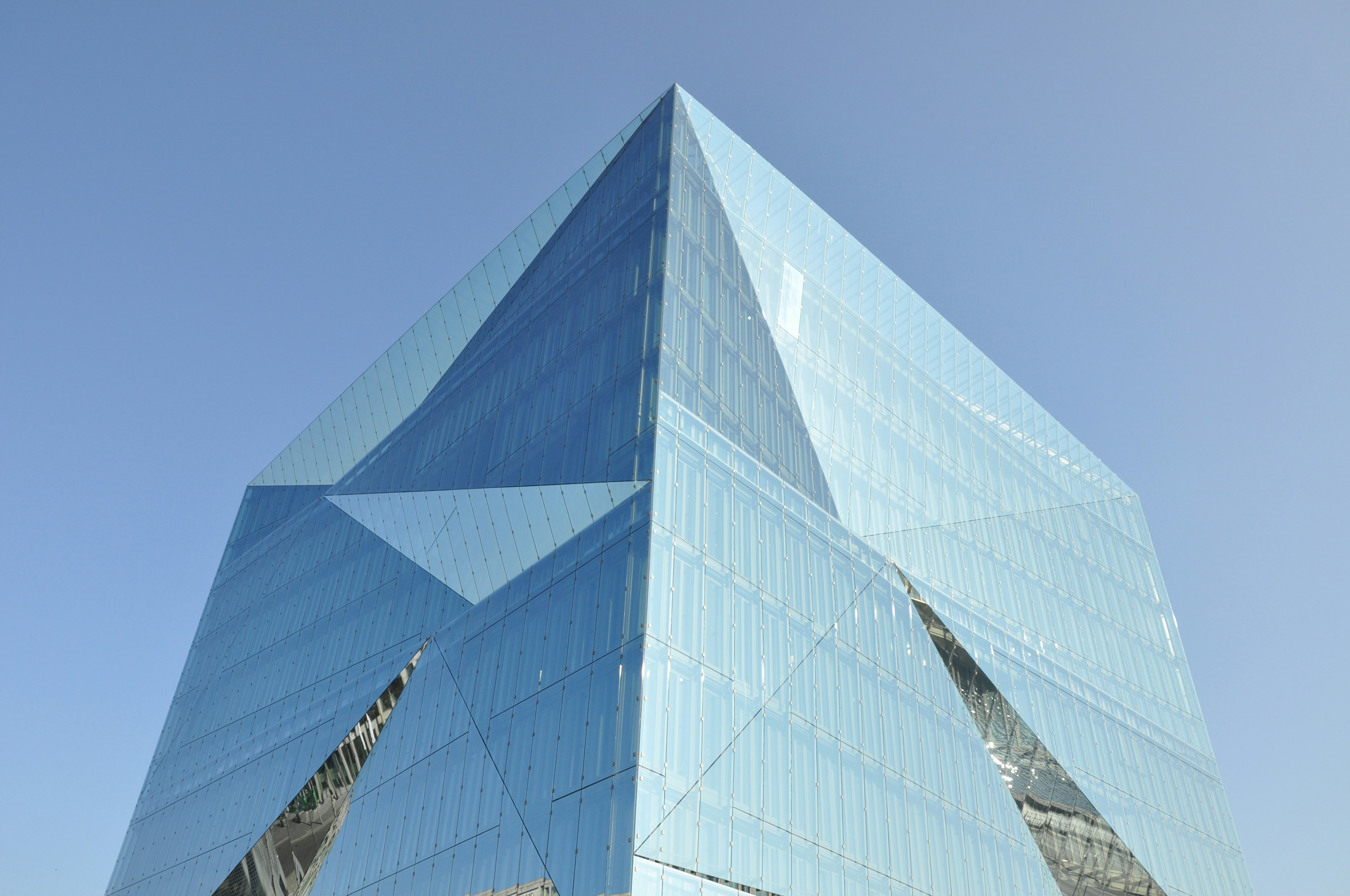 Un très grand bâtiment bleu avec un fond de ciel photo – Photo Immeuble ...