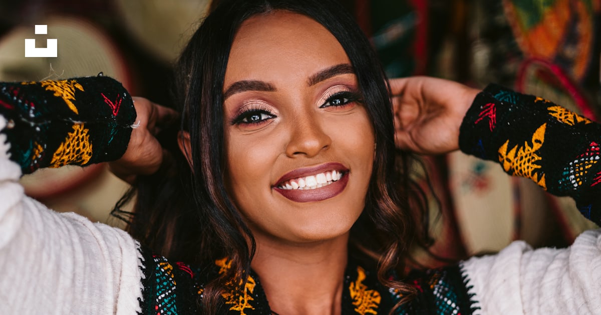 Foto Una Mujer Sonriendo Con Las Manos En La Cabeza Imagen Addis