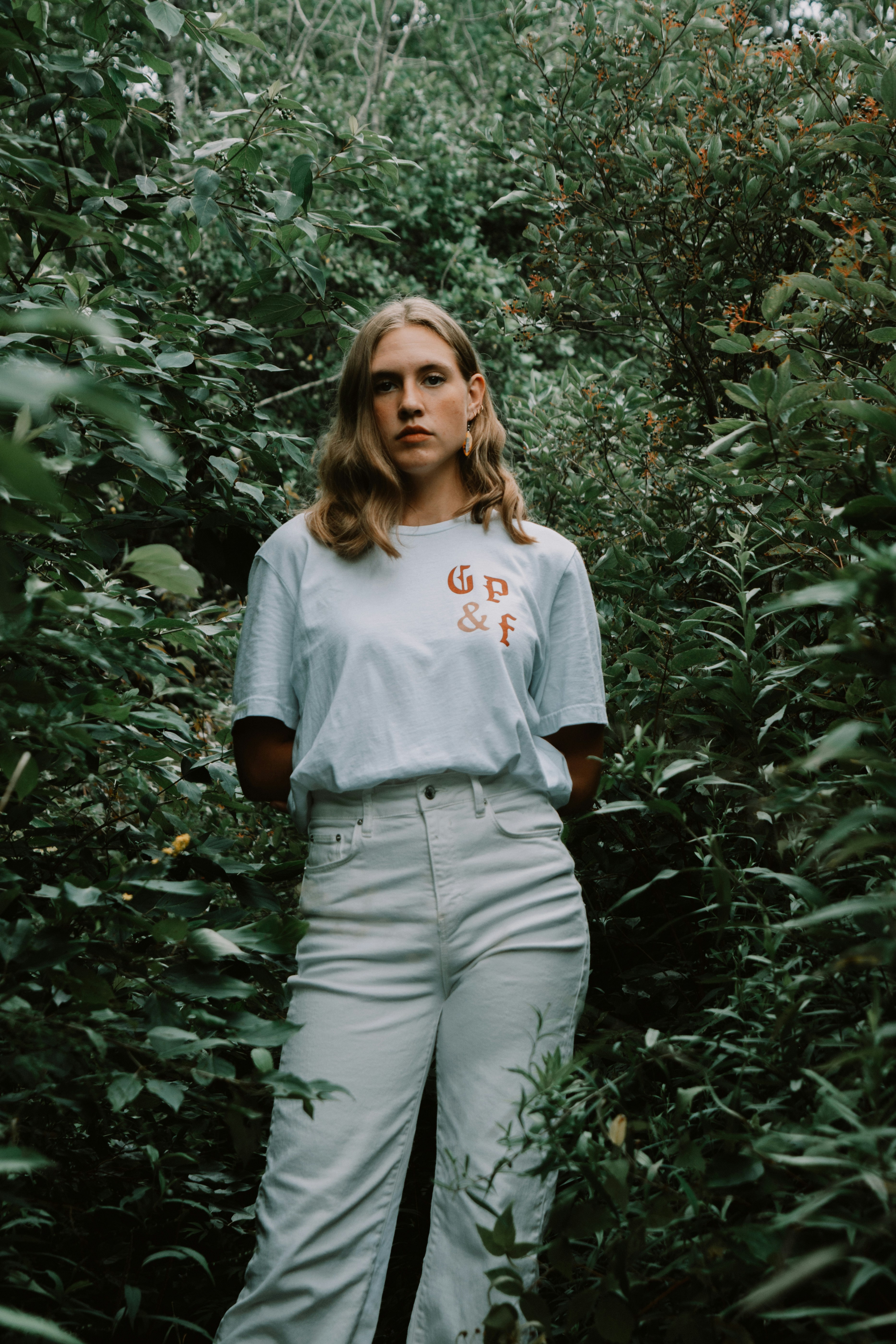 A person standing in a bush photo – Free Girl Image on Unsplash