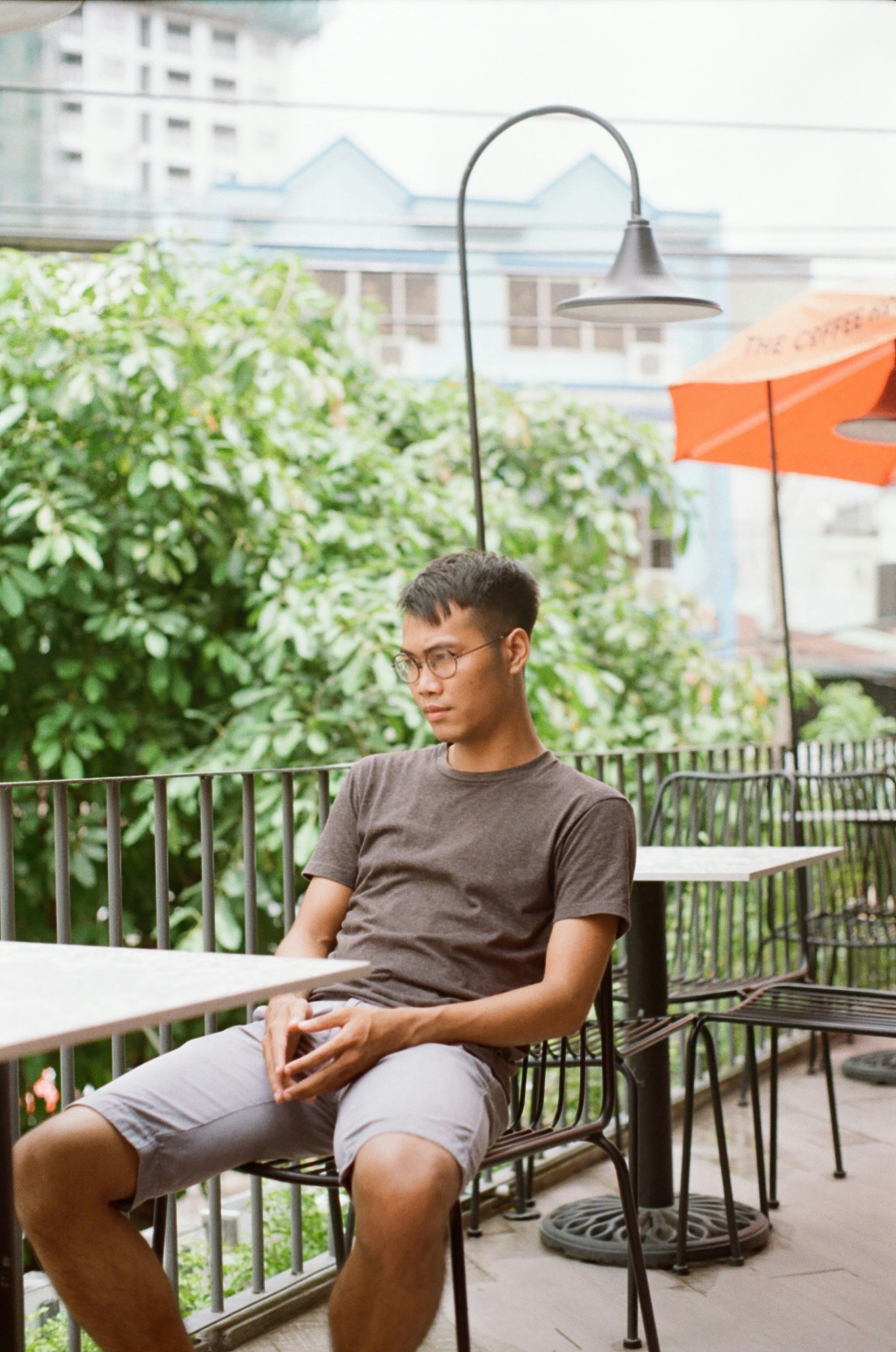 A person sitting at a table photo – Free Human Image on Unsplash