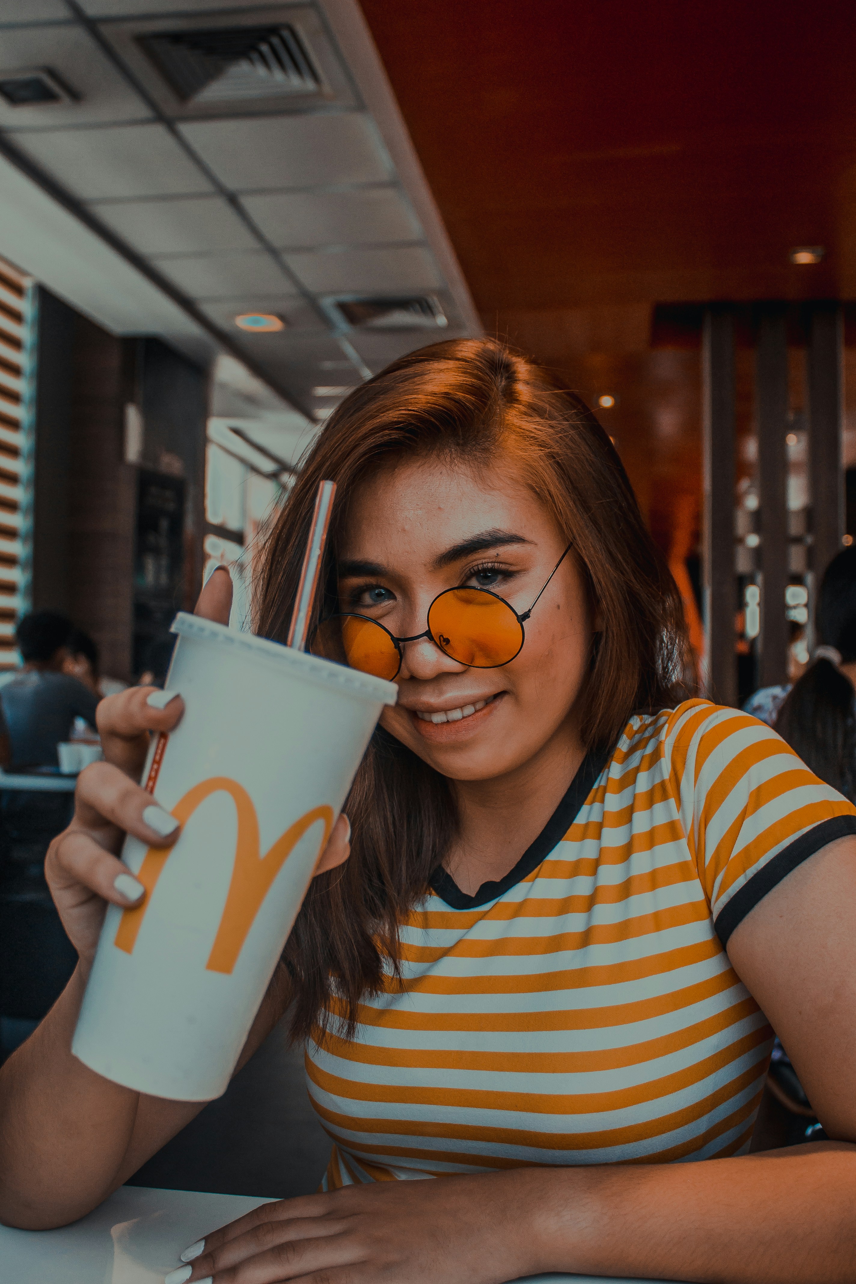 カップを持っている人の写真 – Unsplashの女の子の無料画像