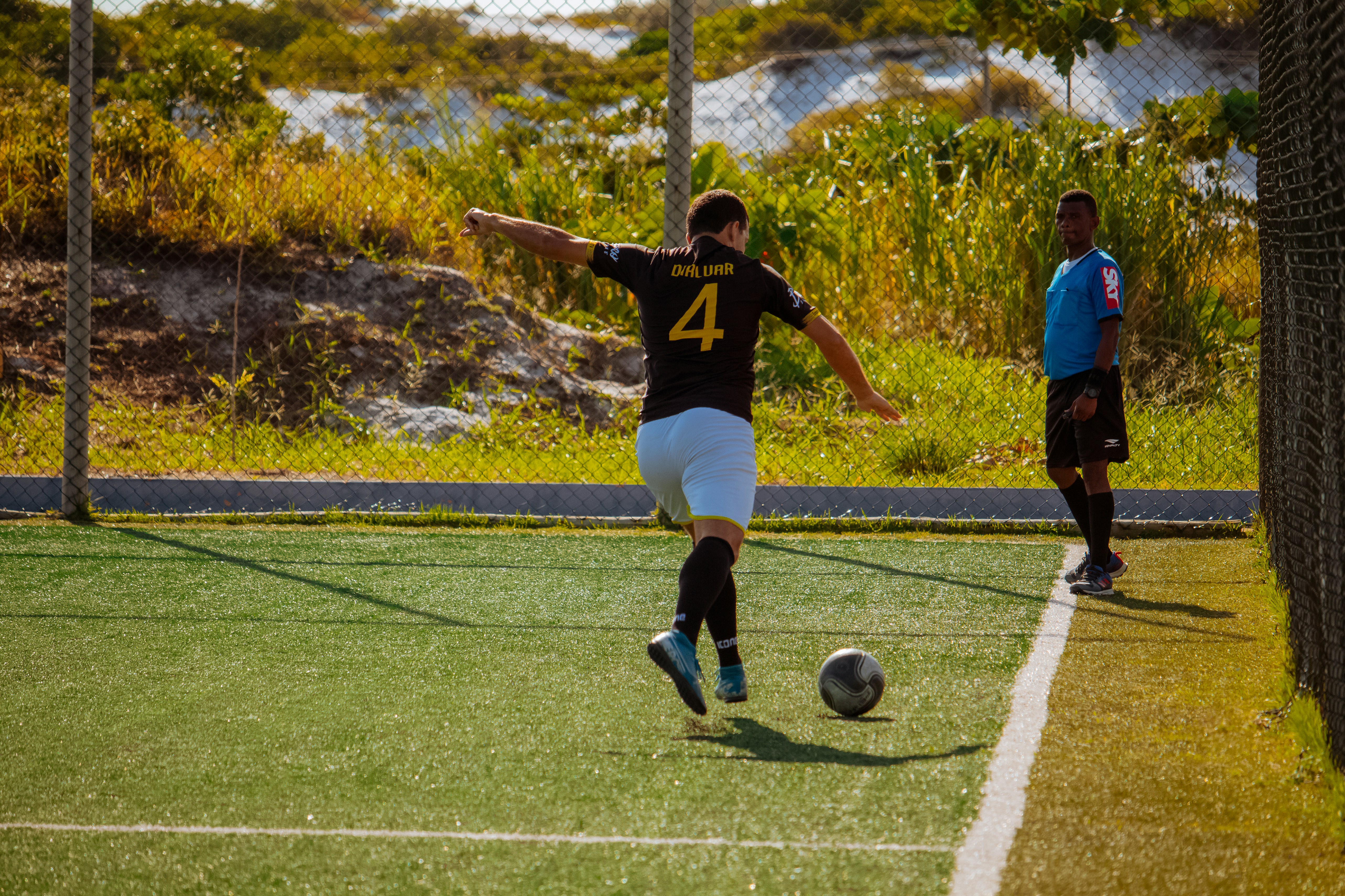 Foto Una persona pateando una pelota de fútbol – Imagen Humano gratis ...