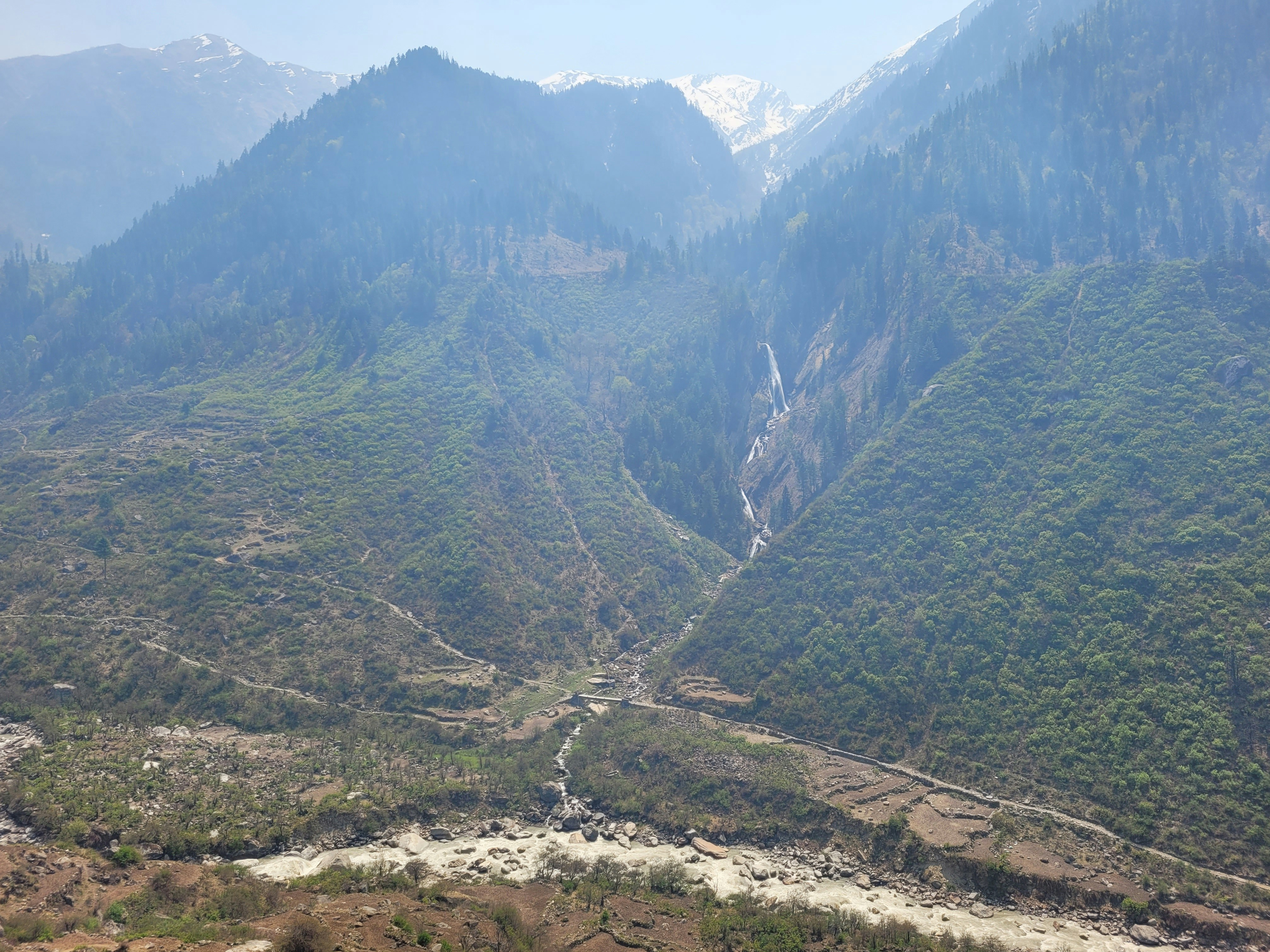 A valley between mountains photo – Free Himalaya Image on Unsplash
