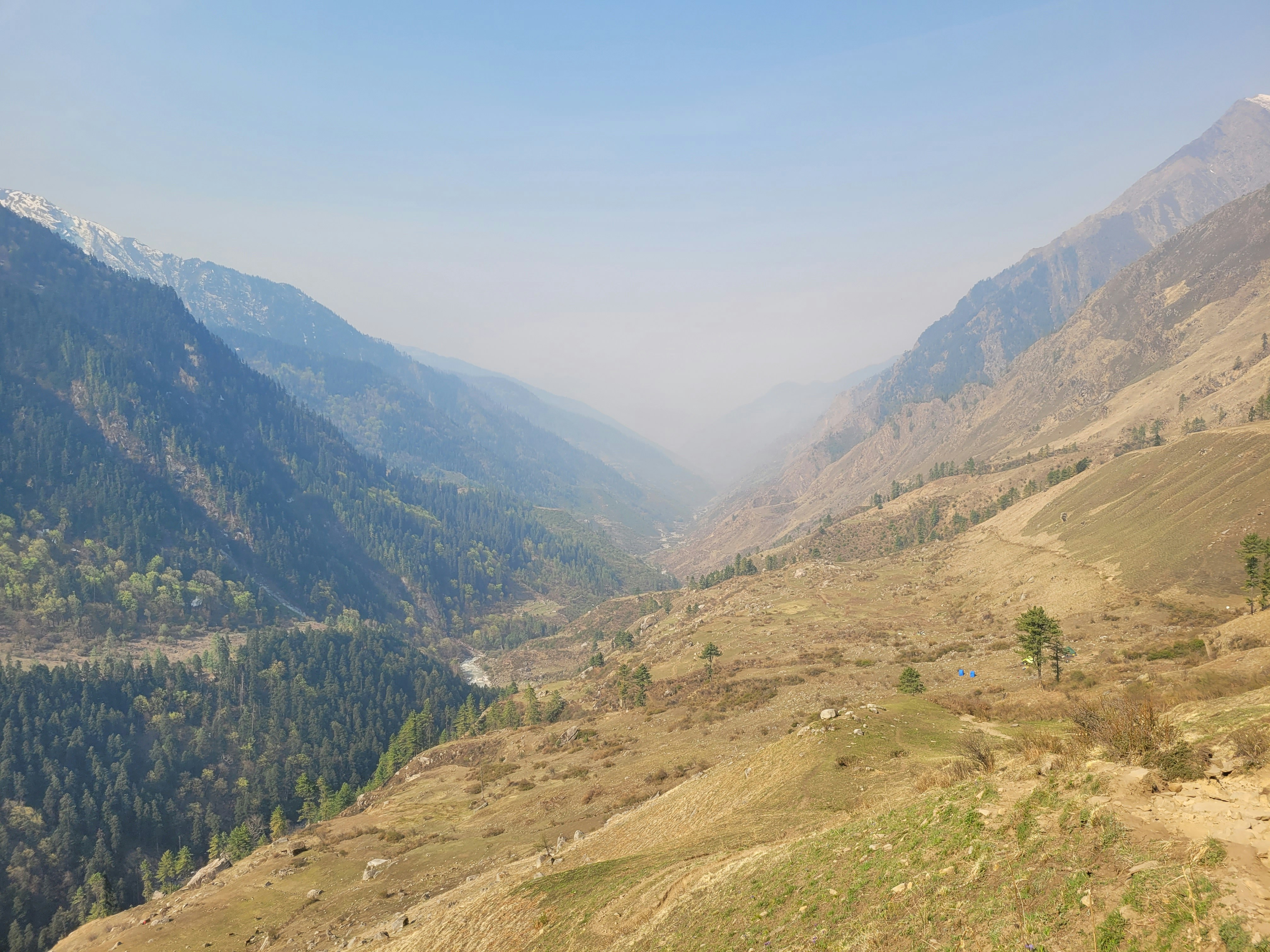 A valley between mountains photo – Free Himalayas Image on Unsplash