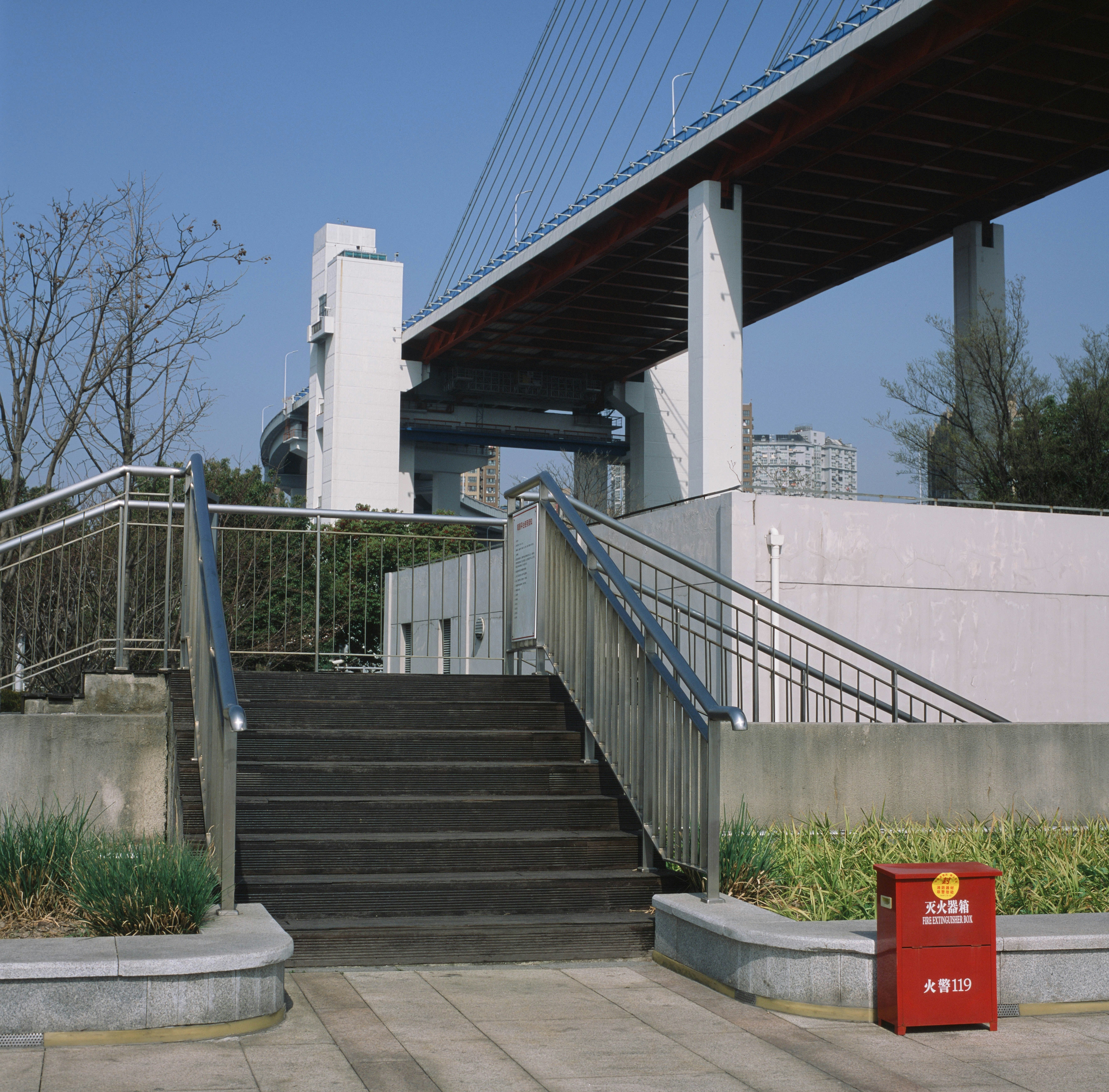 A bridge with a metal railing photo – Free Grey Image on Unsplash