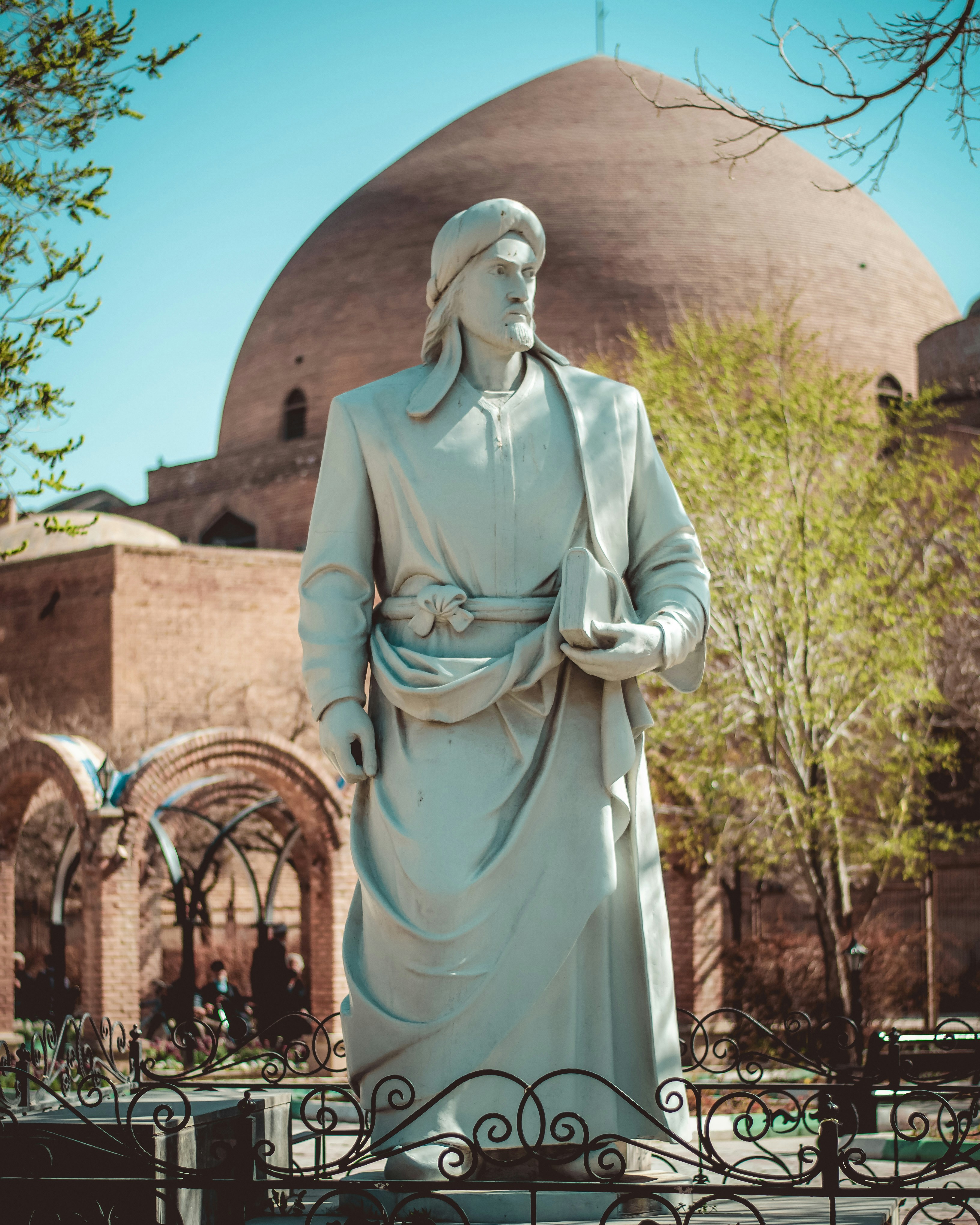 A statue of a man photo – Free Tabriz Image on Unsplash