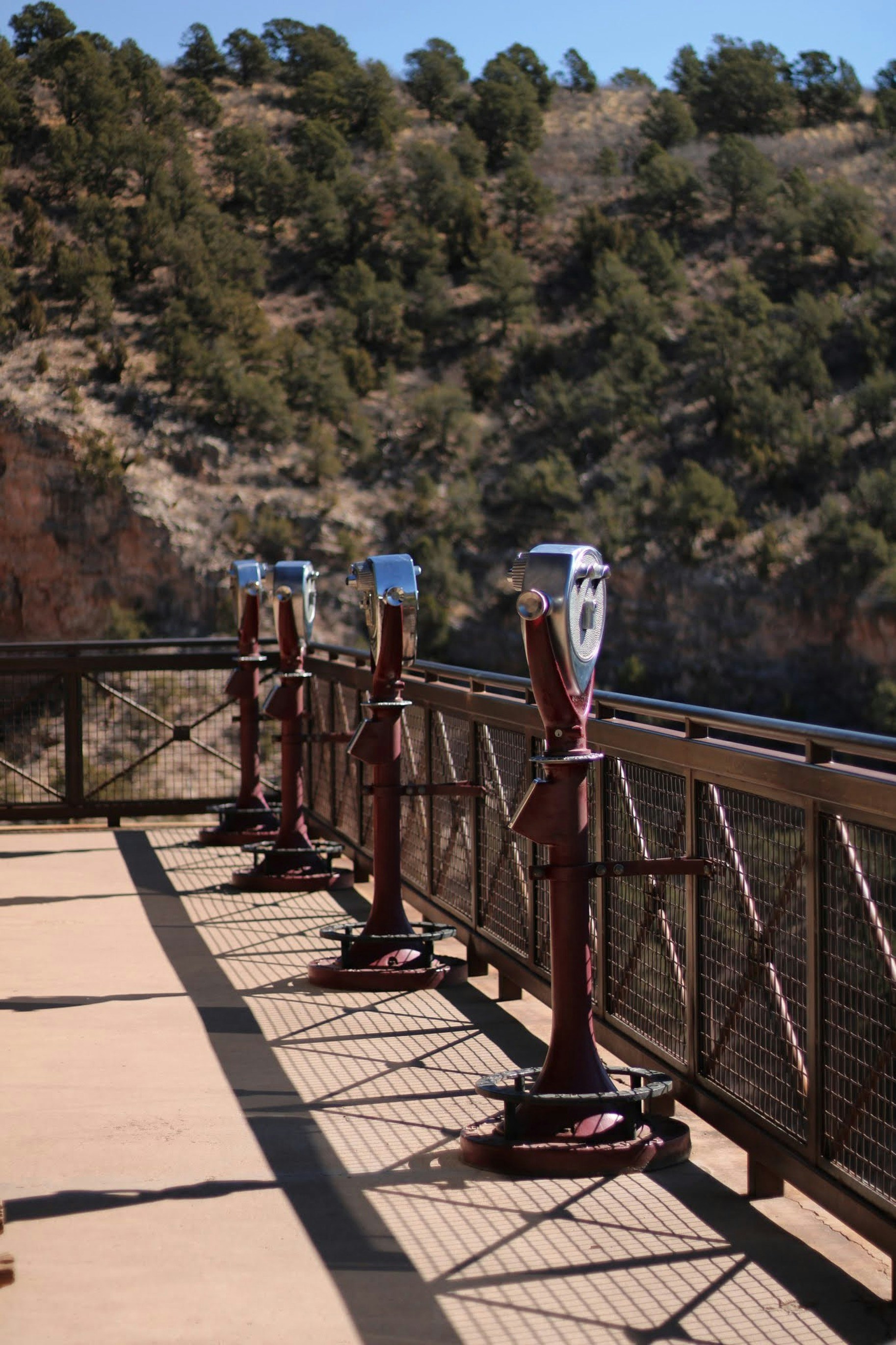 Foto Sekelompok tiang logam dengan tiang merah dan biru di jembatan ...