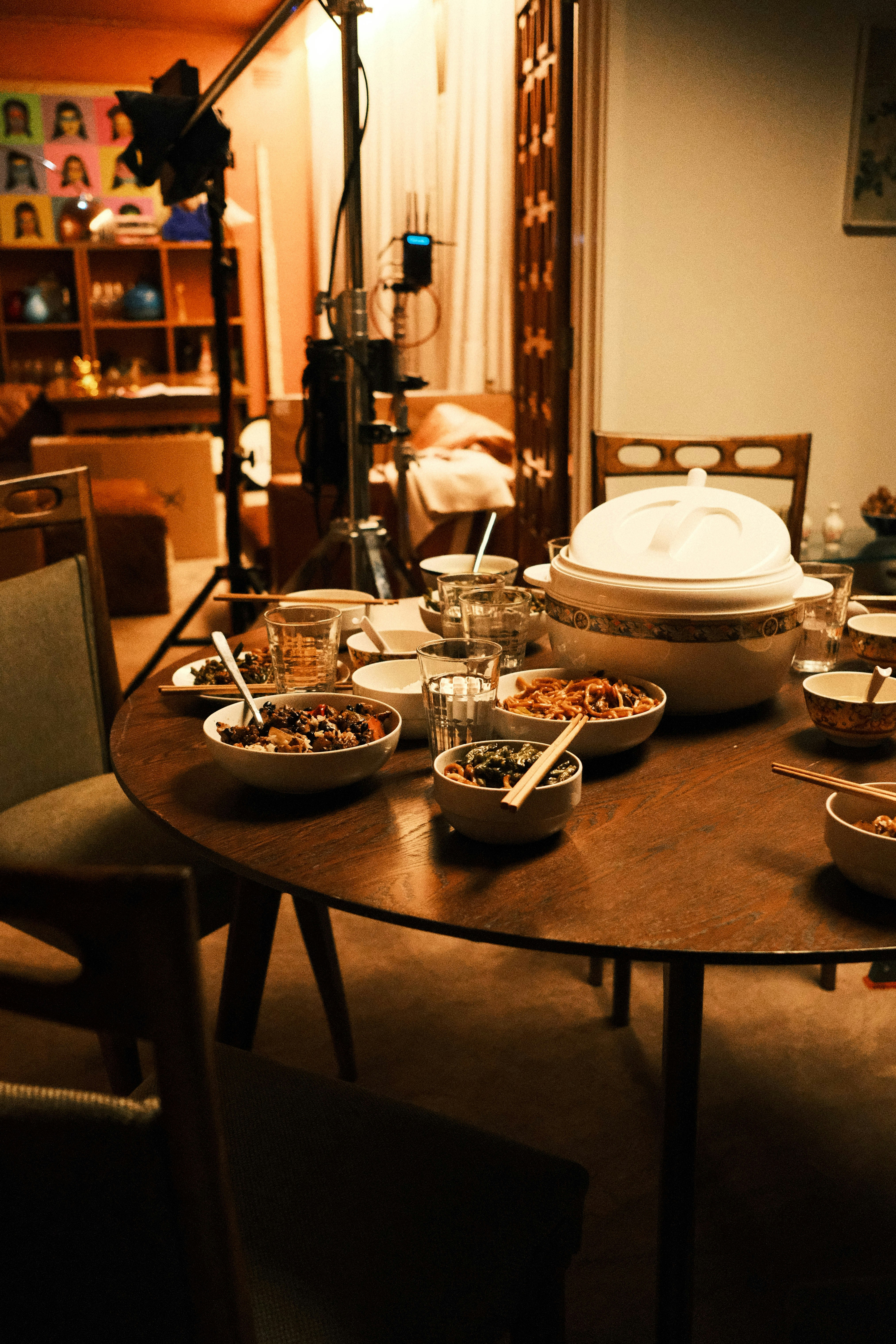 Foto zum Thema Ein Tisch mit Schüsseln voller Essen darauf ...