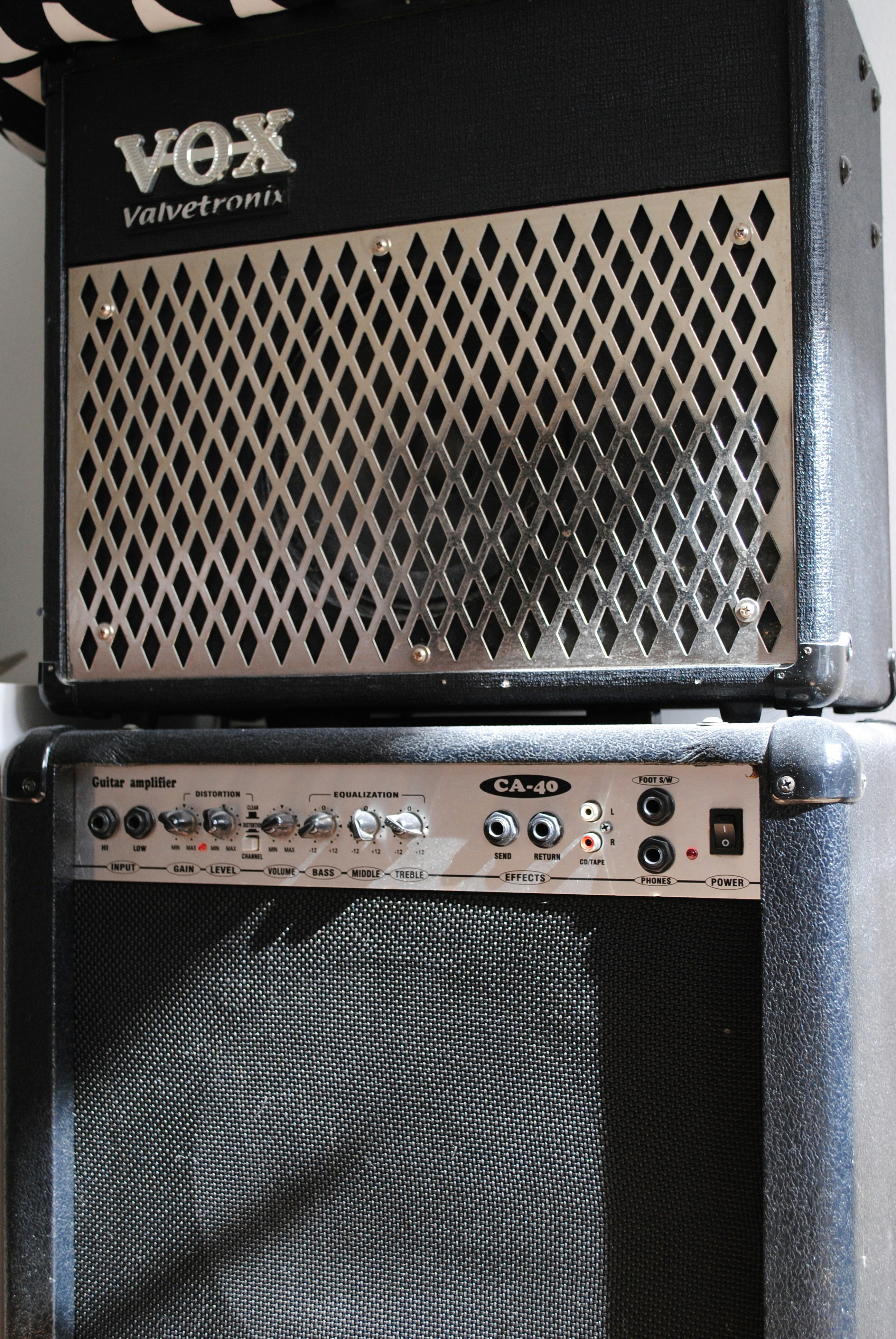 Stacked Echoes: VOX Amplifiers in a Dim Studio Stack