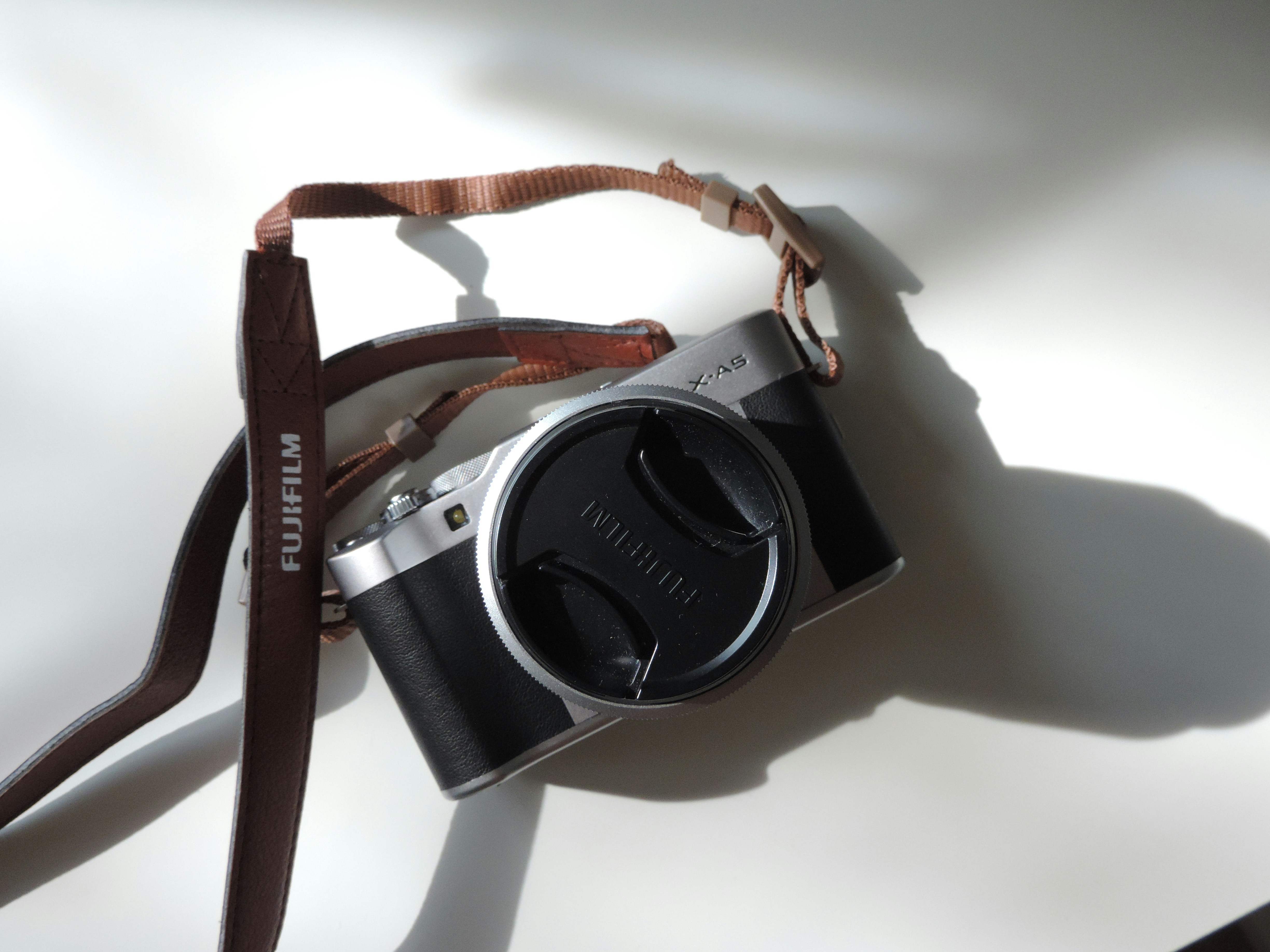 A camera on a stand photo – Free Windows wallpapers Image on Unsplash