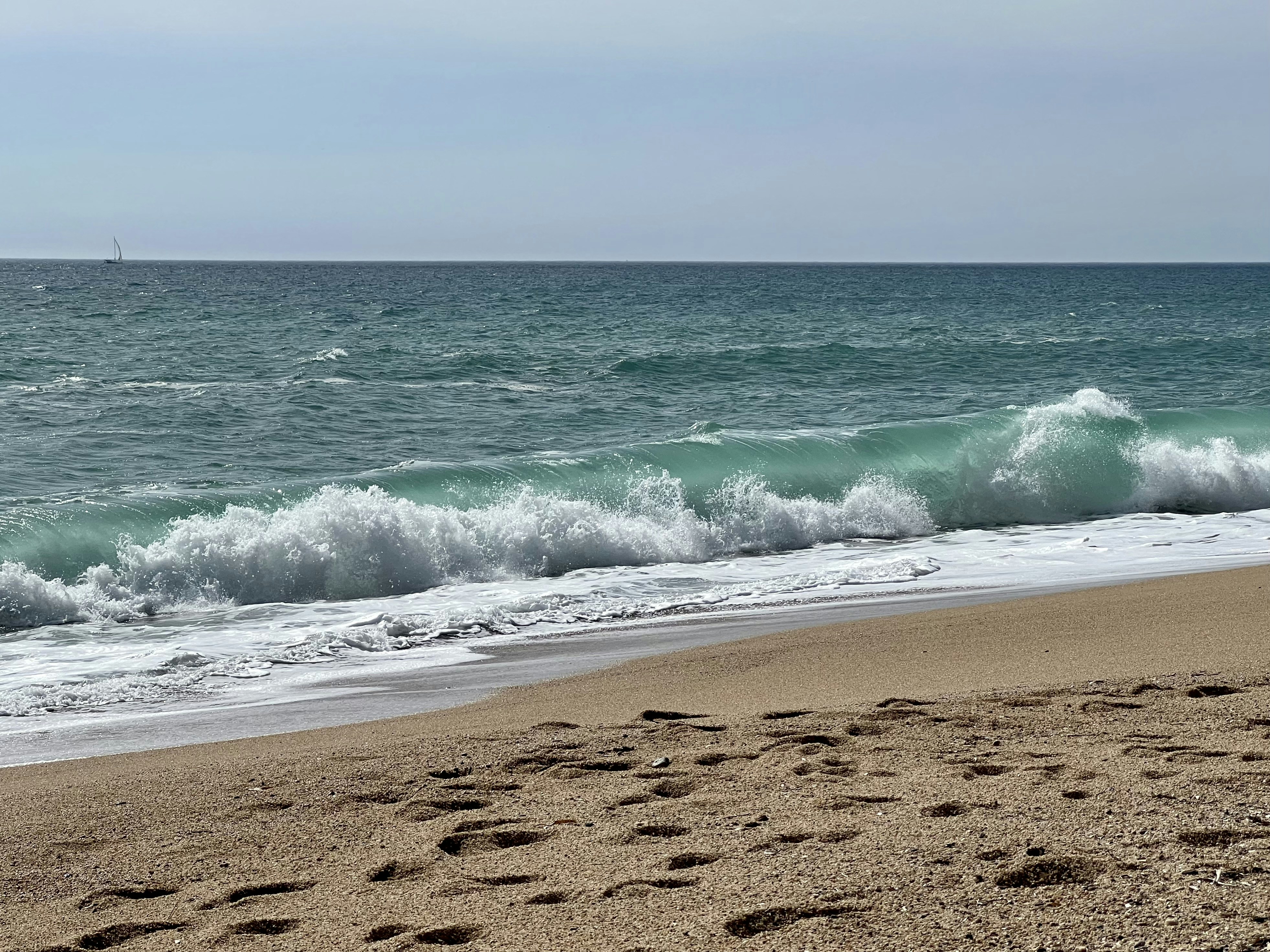 Vagues s’écrasant sur une plage photo – Image gratuite de Gris sur Unsplash