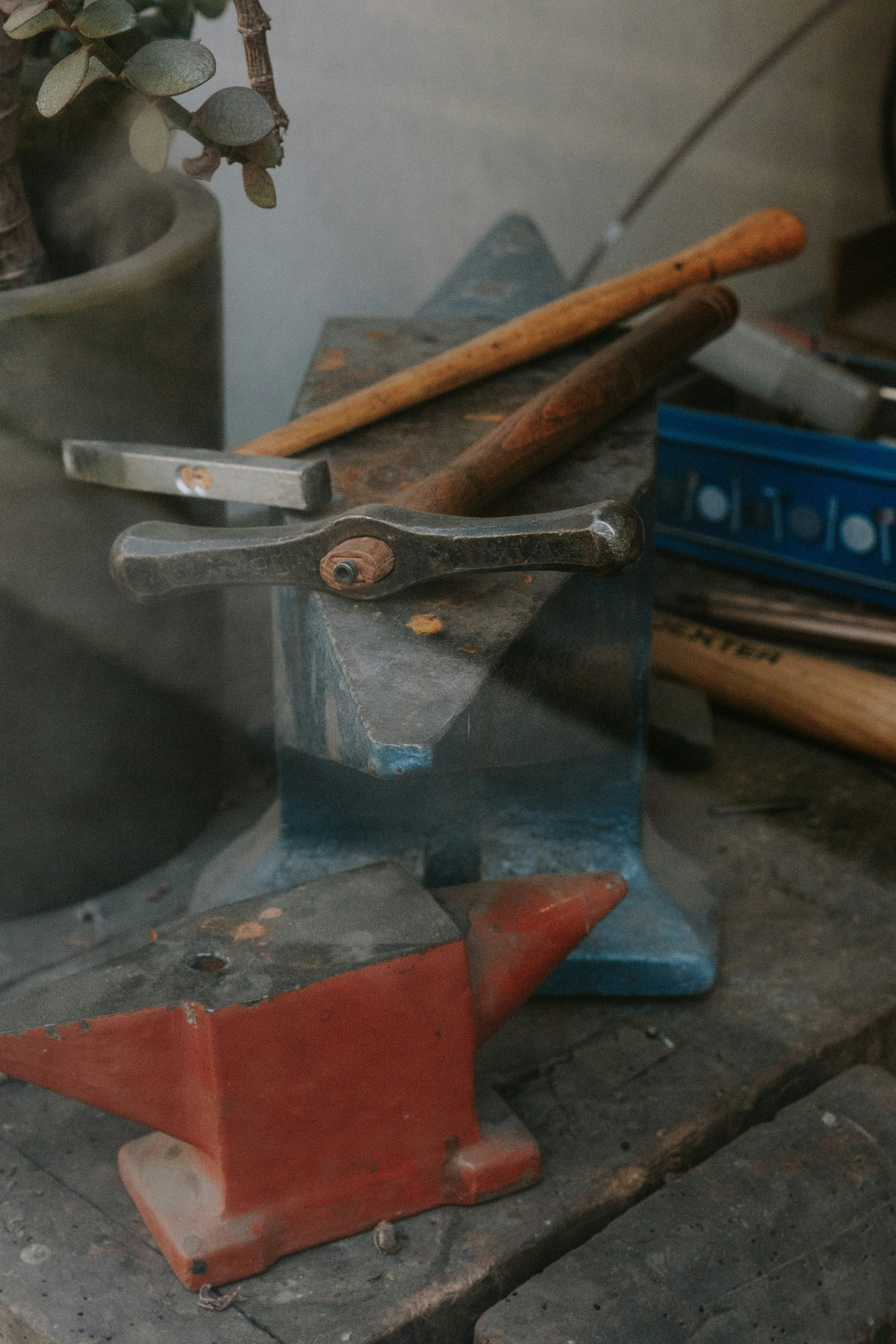 A group of tools on a table photo – Free Paris Image on Unsplash