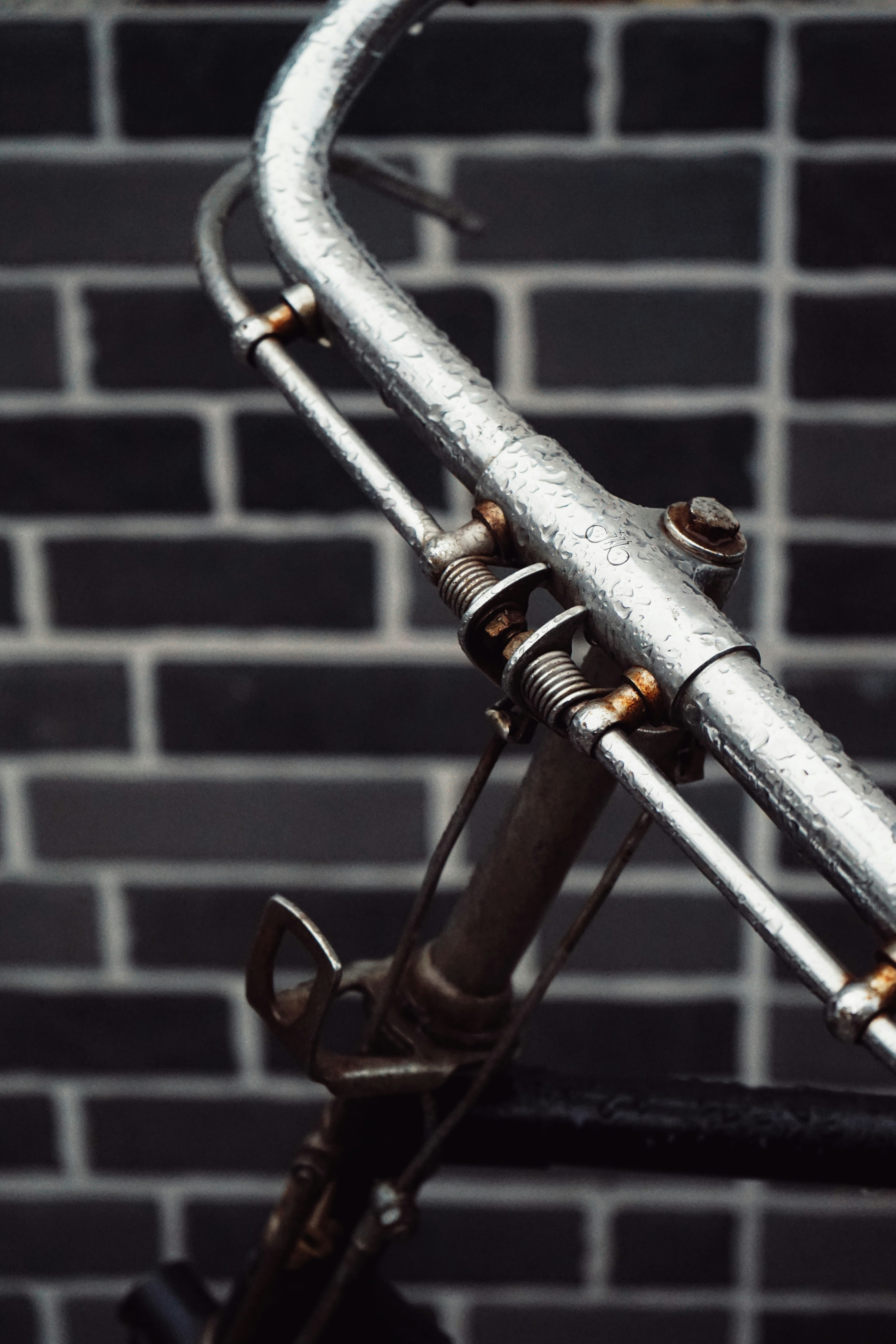 A pair of metal rods photo – Free Grey Image on Unsplash