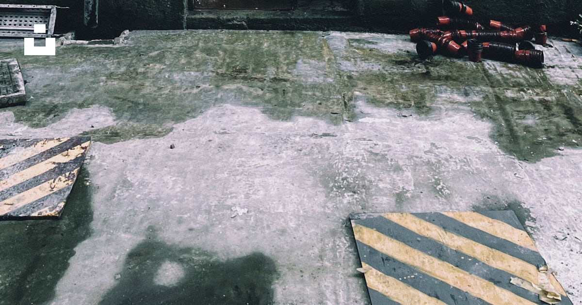 문과 그 앞에 벤치가있는 건물 사진 Unsplash의 무료 看不透的城市 이미지