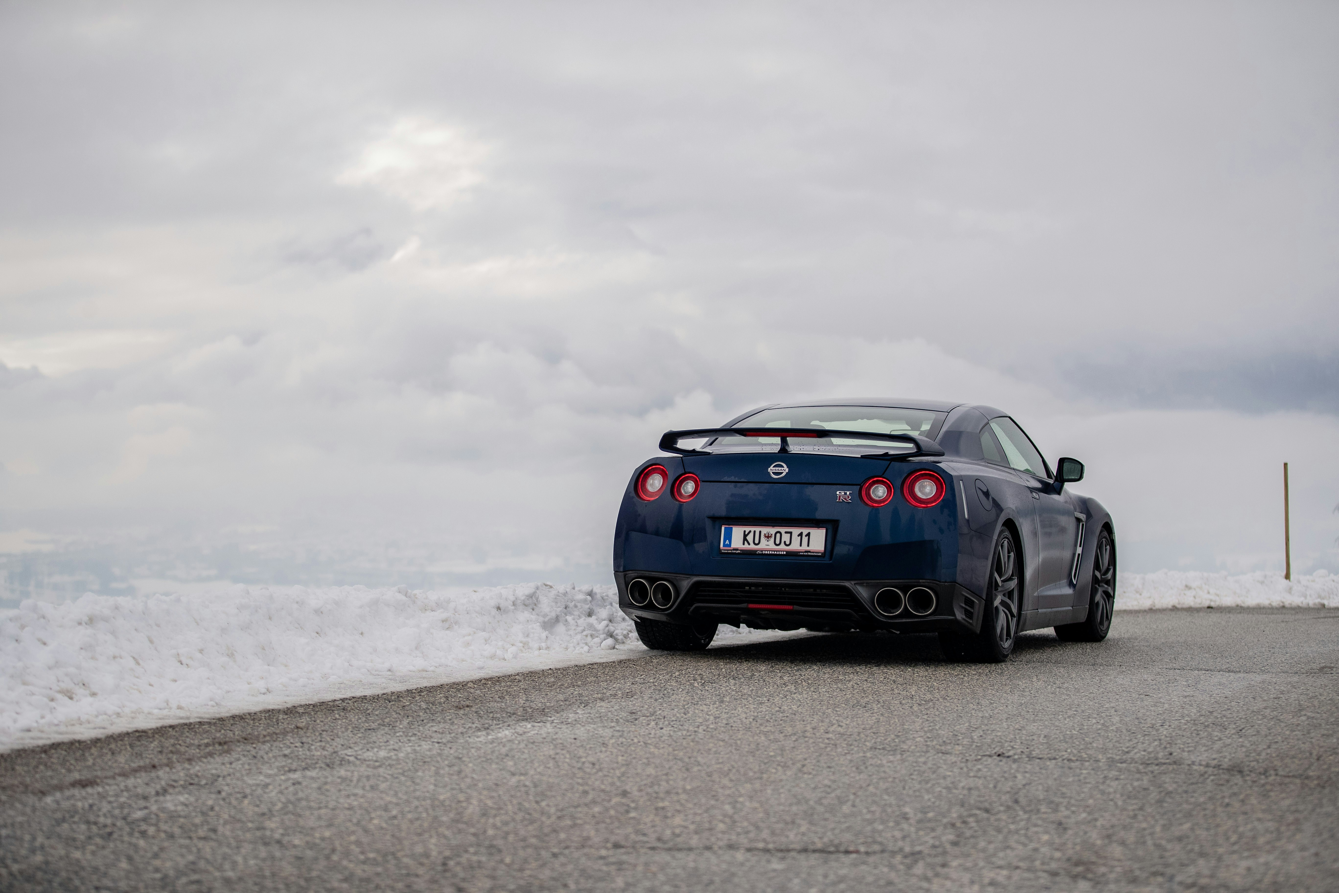 Une voiture sur une route photo – Photo Auto Gratuite sur Unsplash