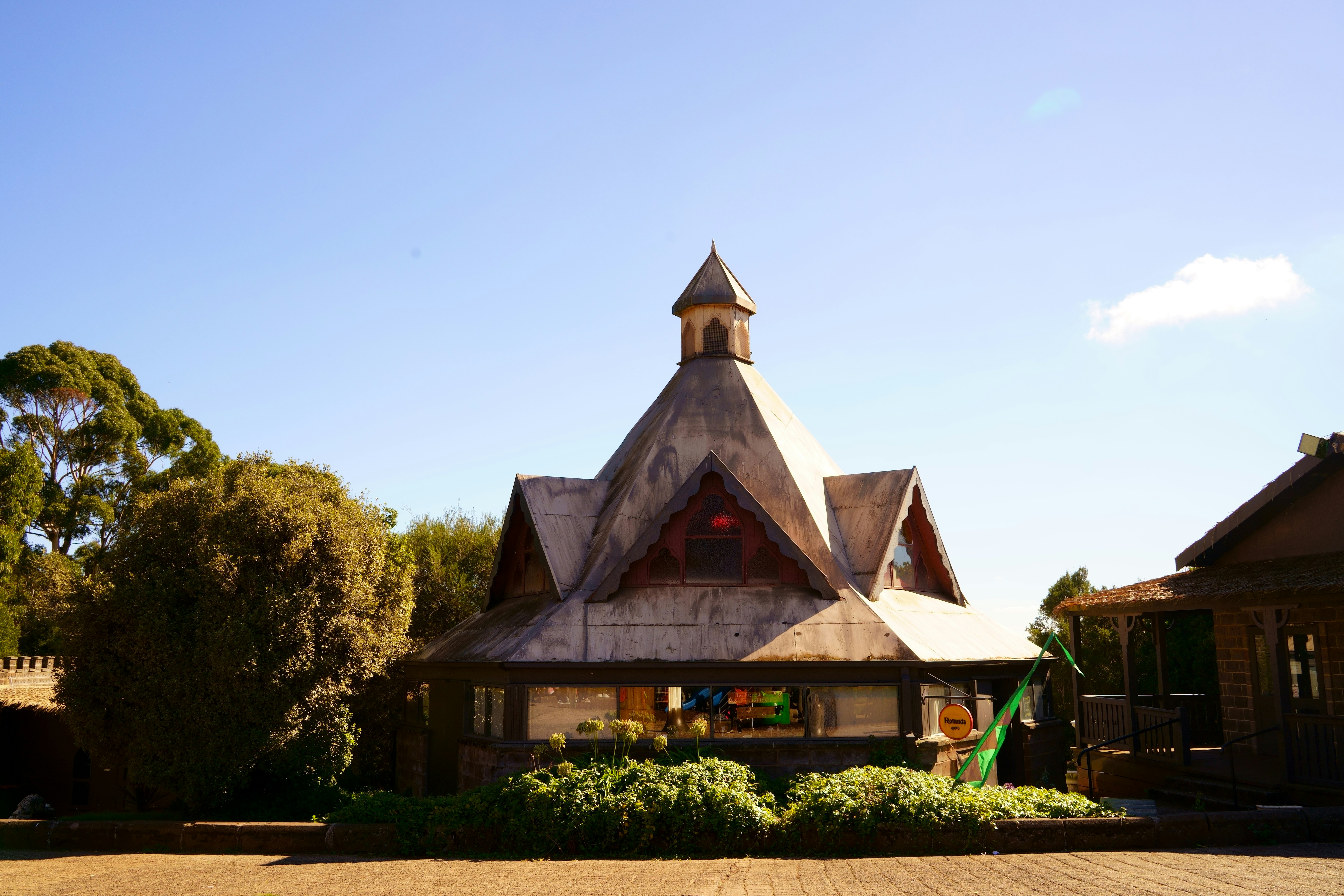 Une maison au toit pointu photo – Photo Château de Krial Gratuite sur ...