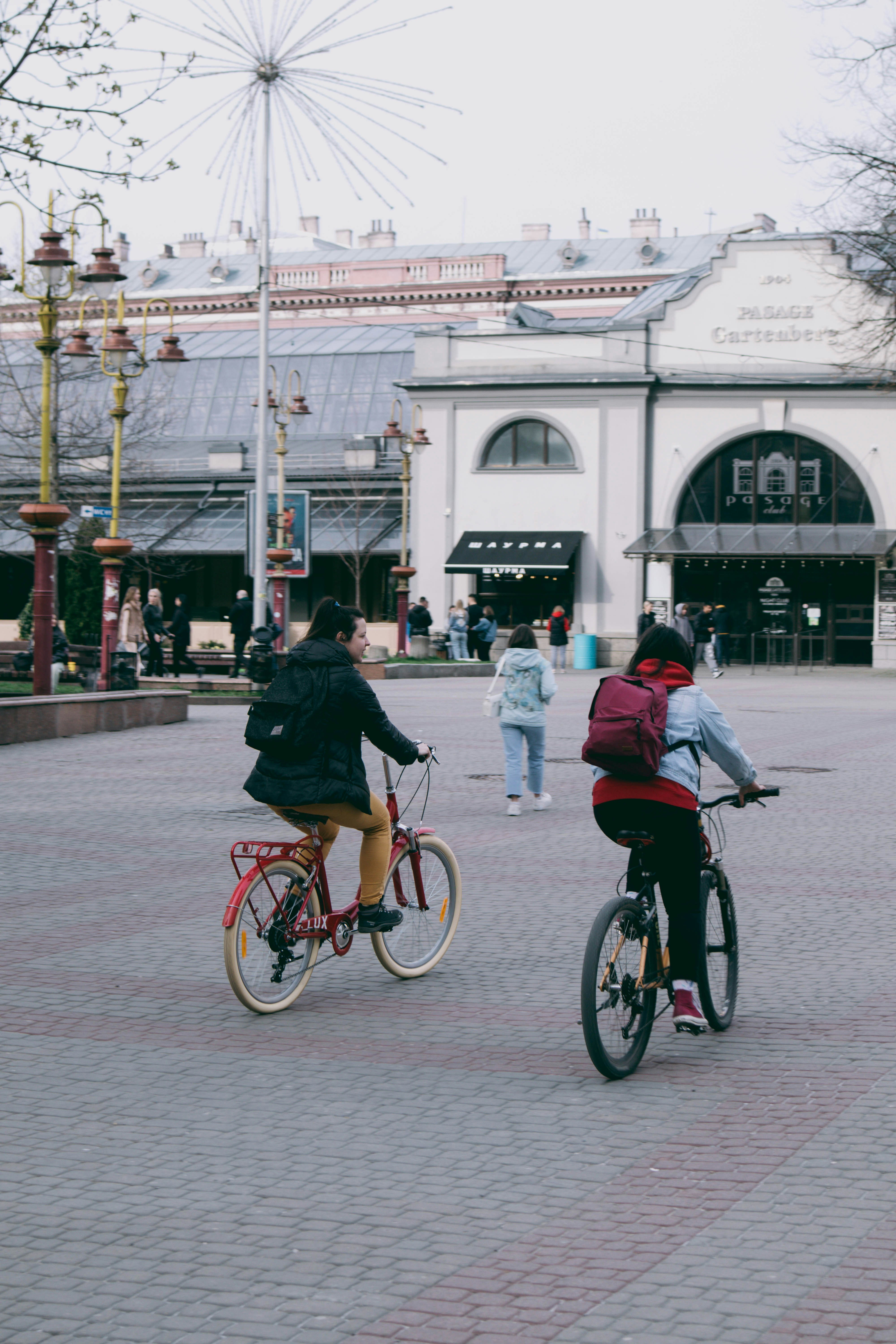 Gente montando en bicicleta en un camino de ladrillos foto – Imagen de ...