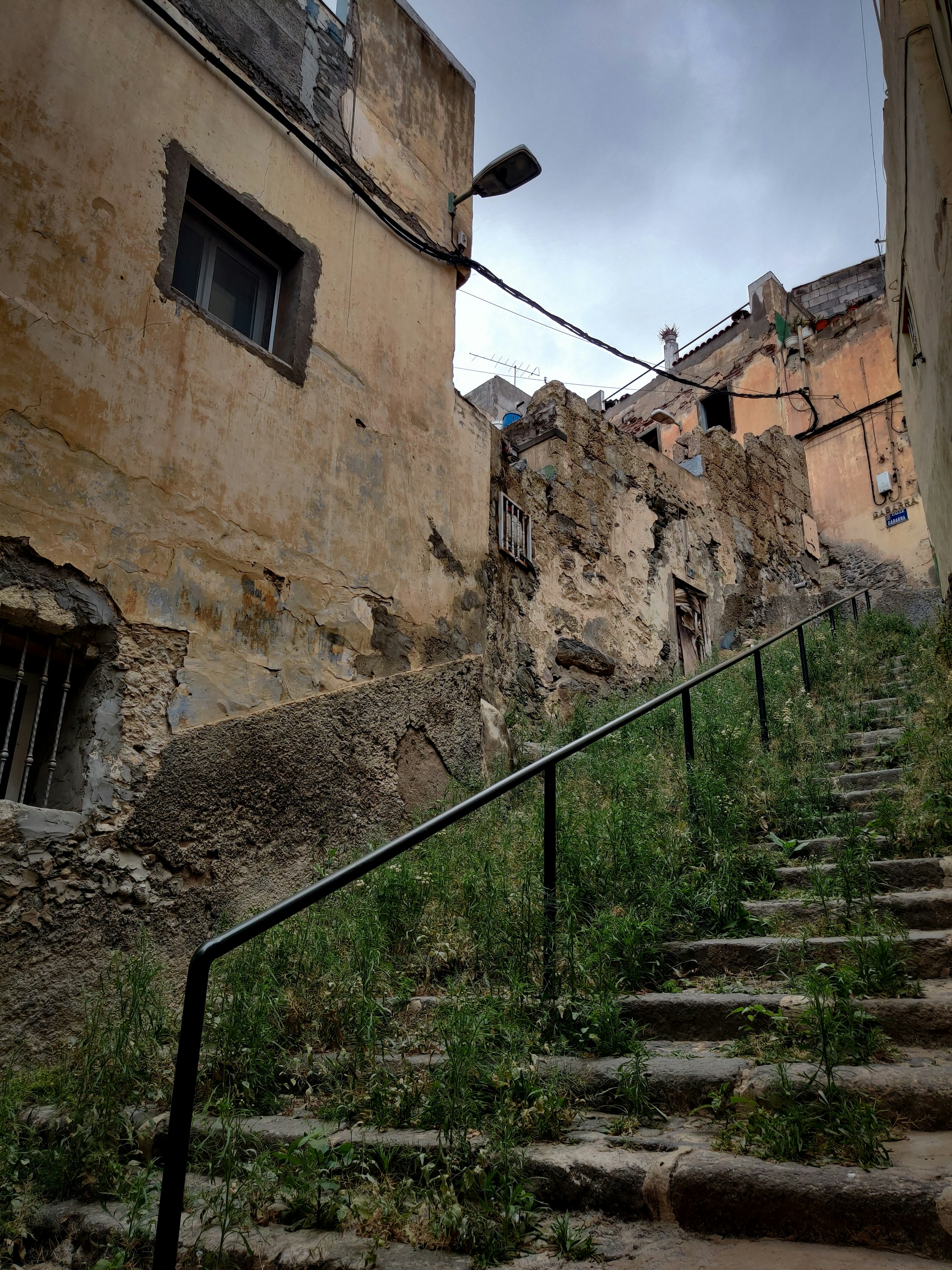 Un escalier en pierre menant à un bâtiment photo – Photo Imeuble ...
