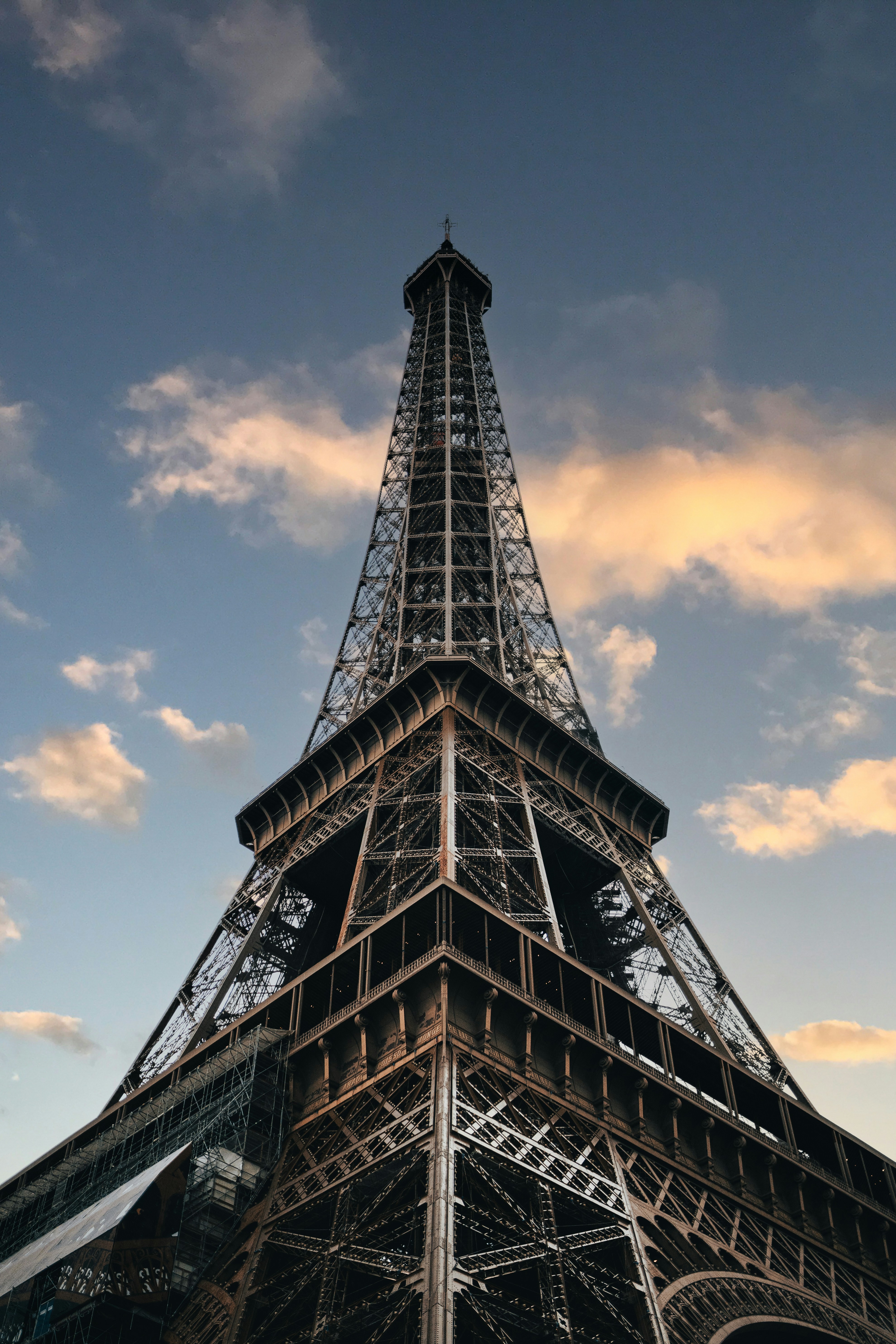 Foto Una alta torre de metal – Imagen Edificio gratis en Unsplash