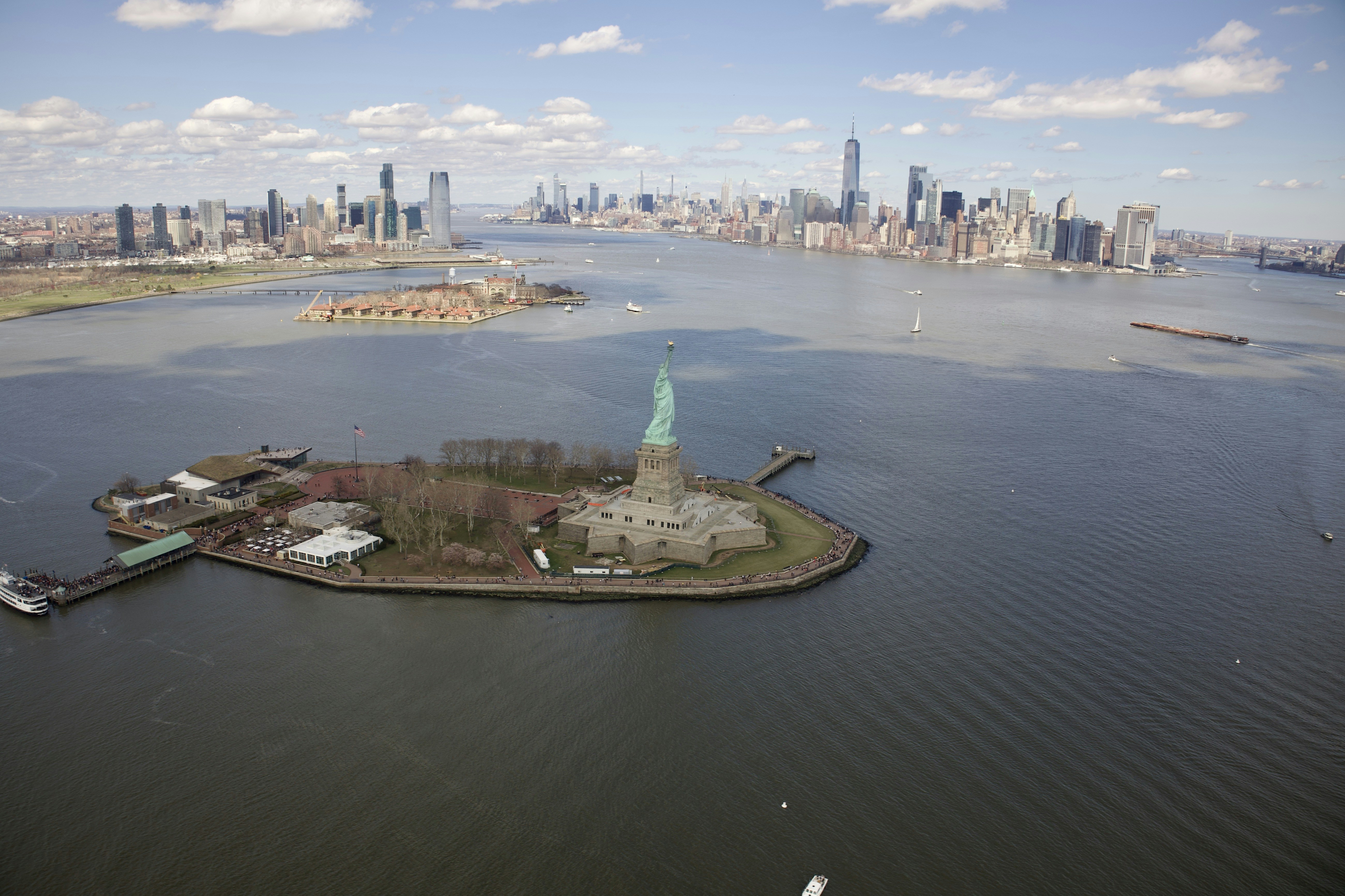 A city on an island photo – Free Nyc Image on Unsplash