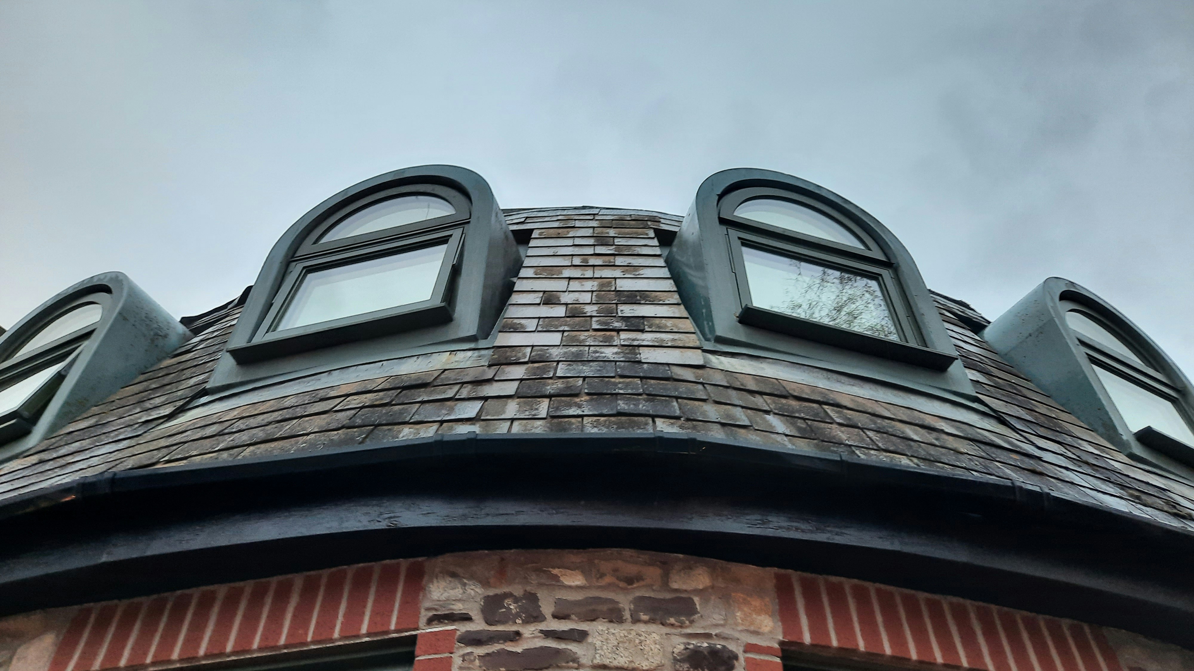 Curved Elegance: A Rooftop Perspective