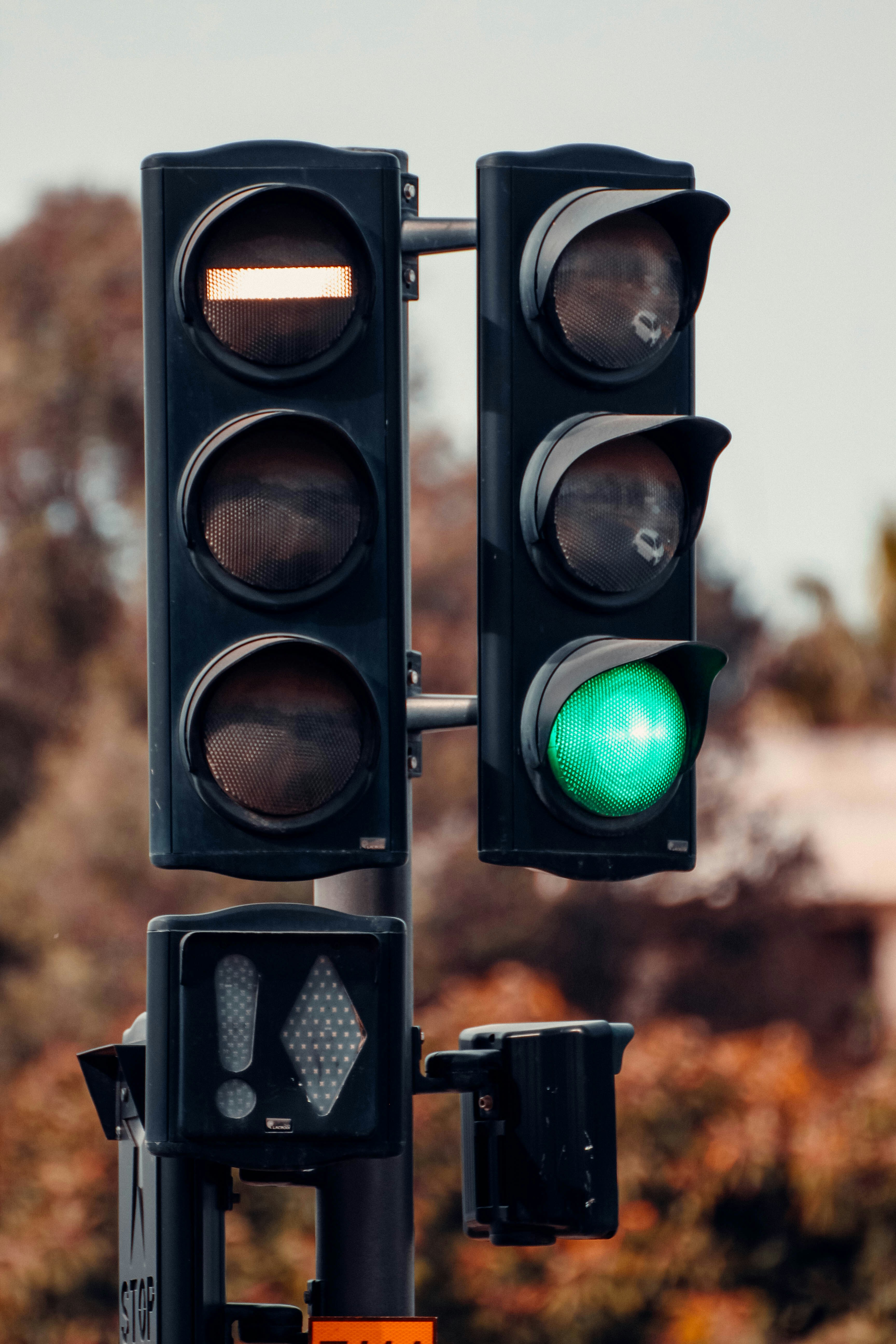 A close up of a green traffic light photo – Free Light Image on Unsplash