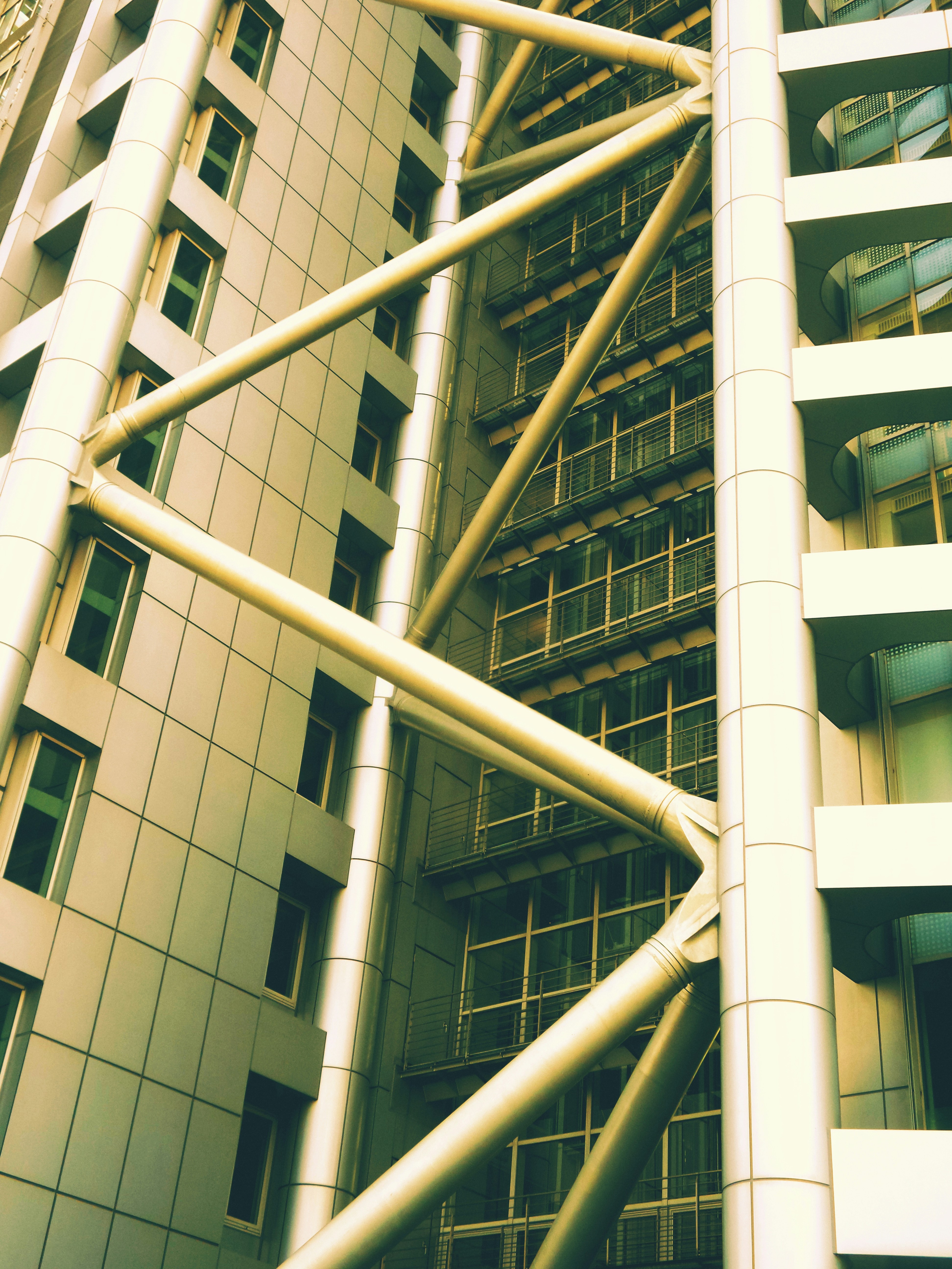 A building with a large metal pole photo – Free Building Image on Unsplash