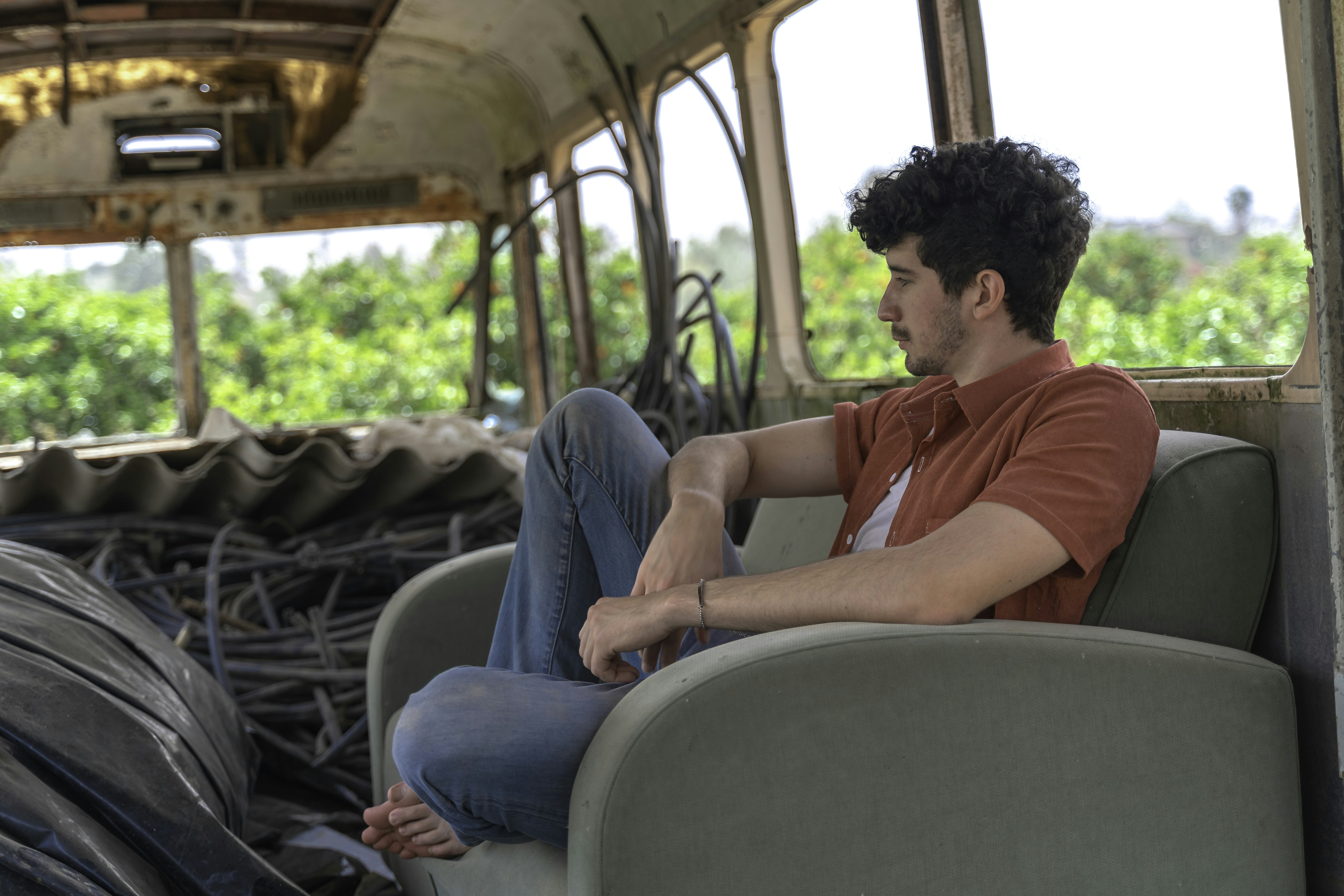 Une femme assise dans un bus photo – Photo Humain Gratuite sur Unsplash