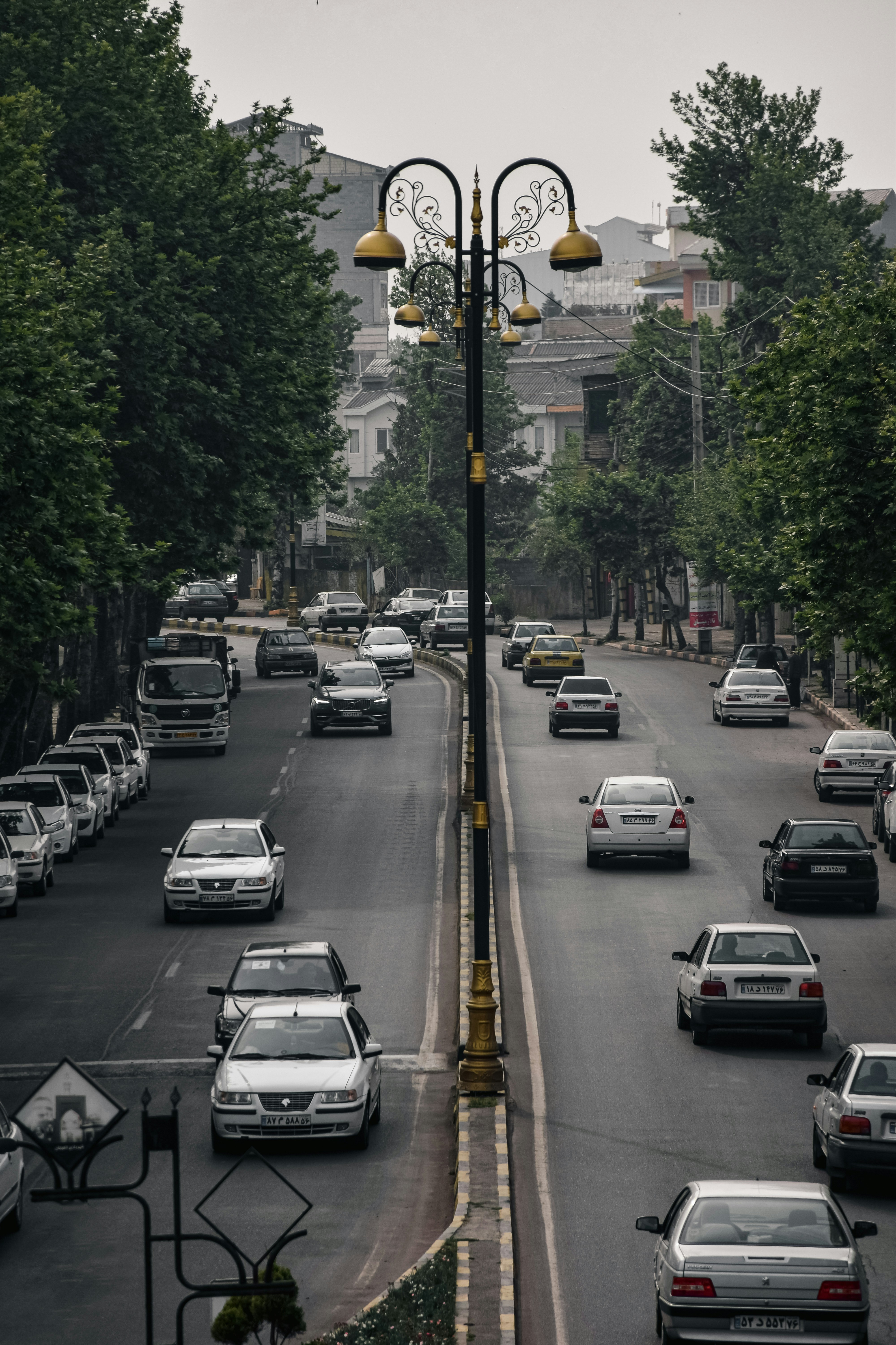 Symmetrical Avenue: A Central Lamp Divides the City Flow