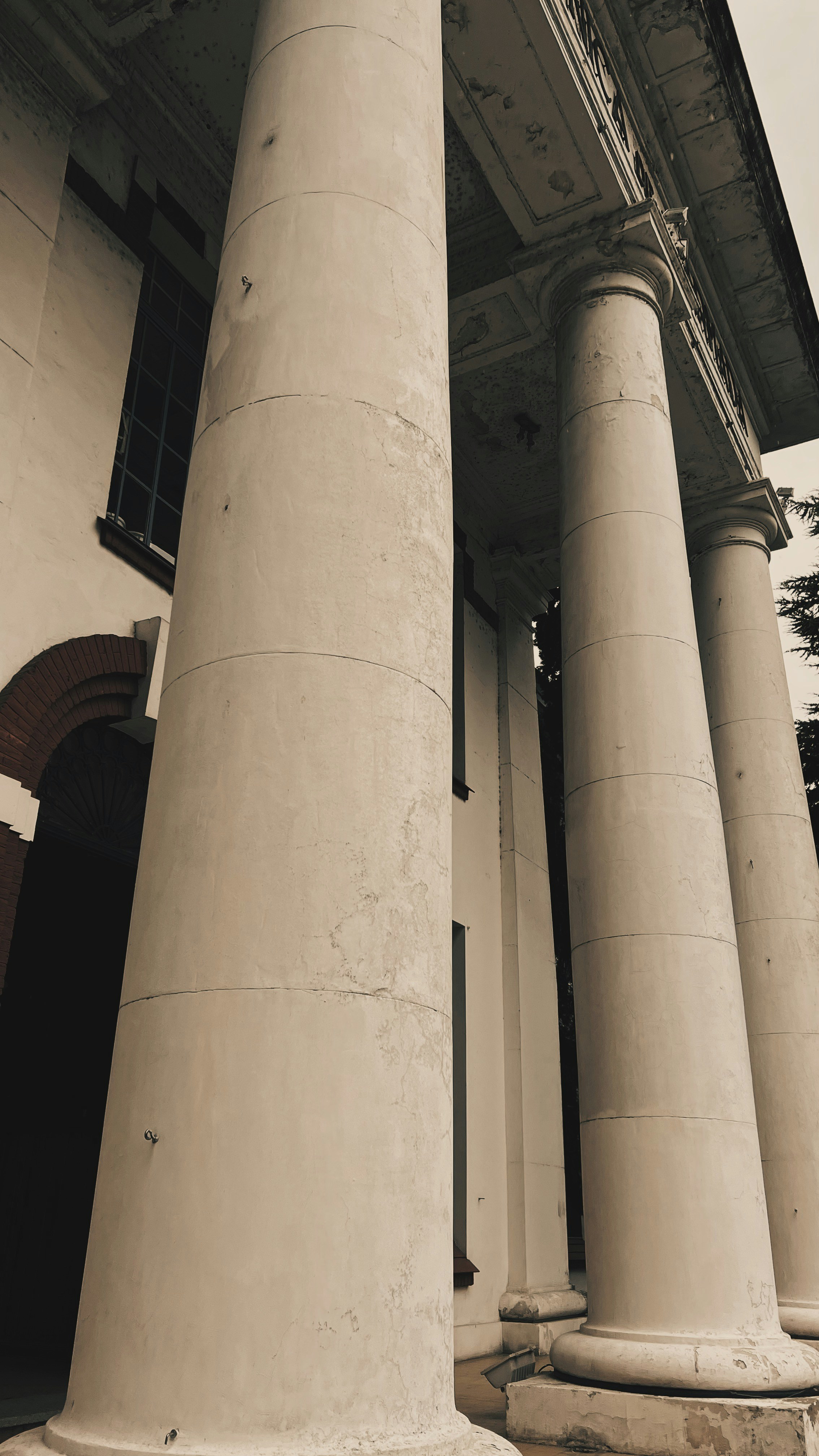 Un bâtiment à piliers photo – Photo Argentine Gratuite sur Unsplash