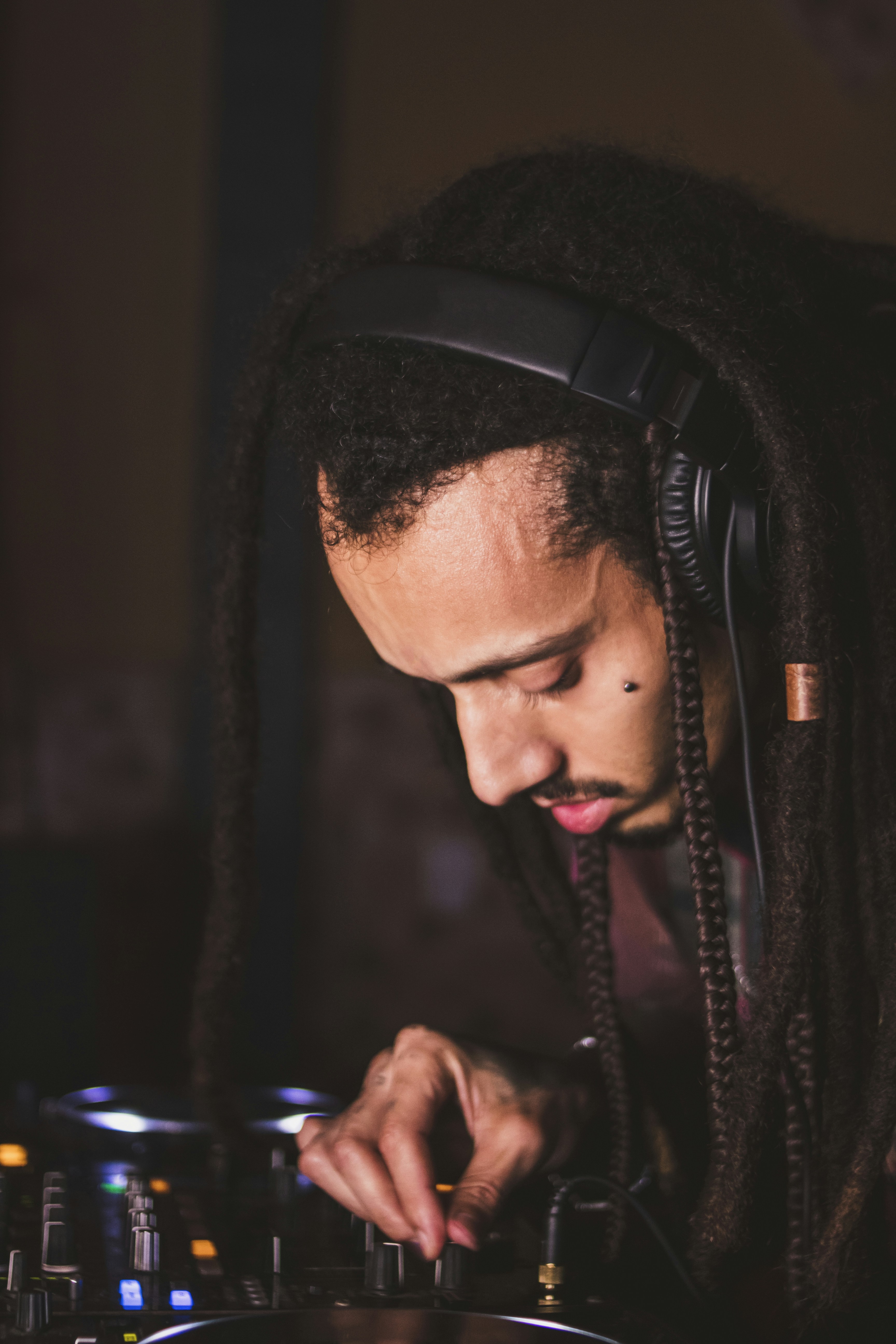 A man wearing a black head covering photo – Free Limeira Image on Unsplash