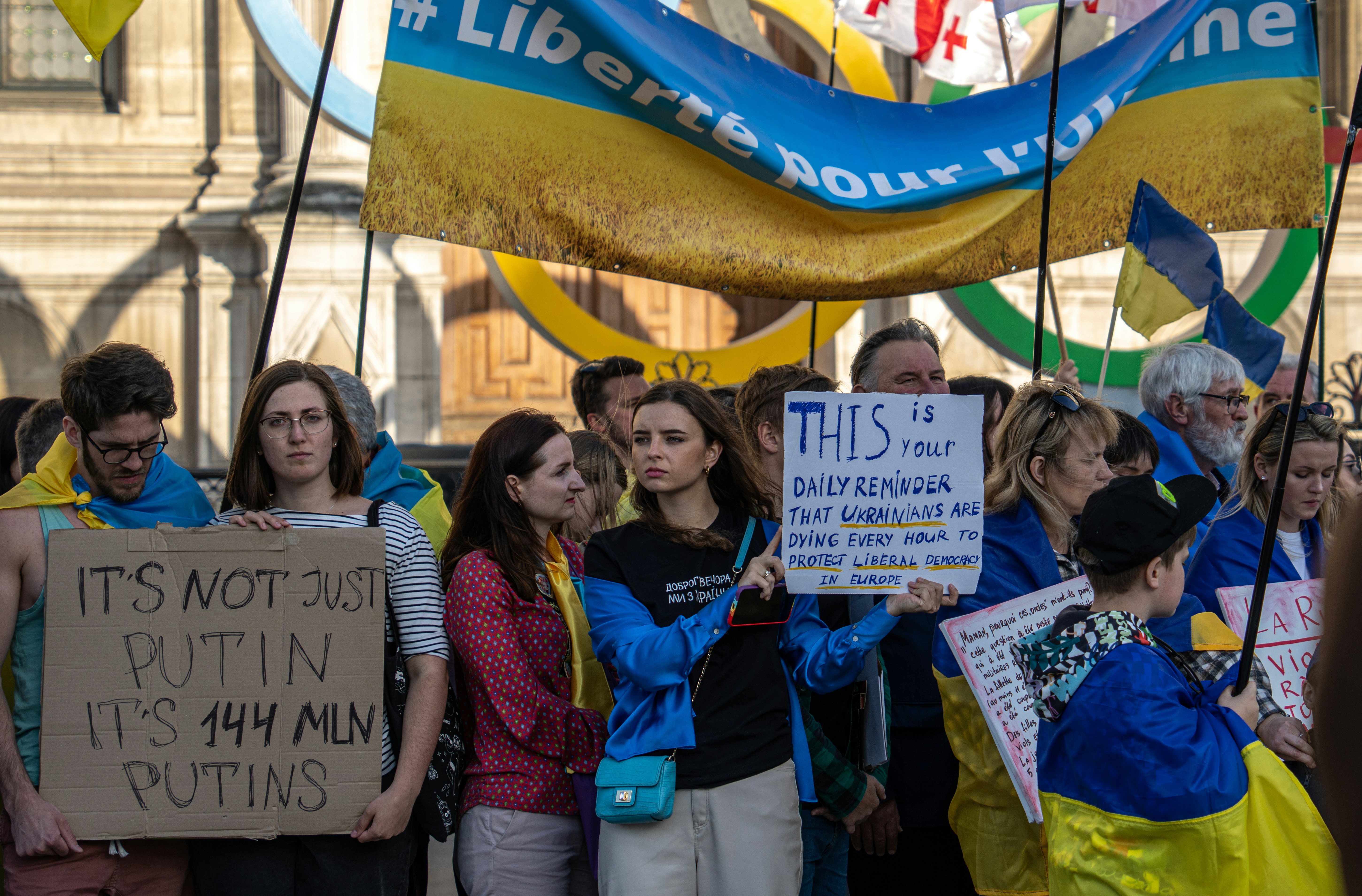 Foto zum Thema Eine Gruppe von Menschen, die Schilder halten ...