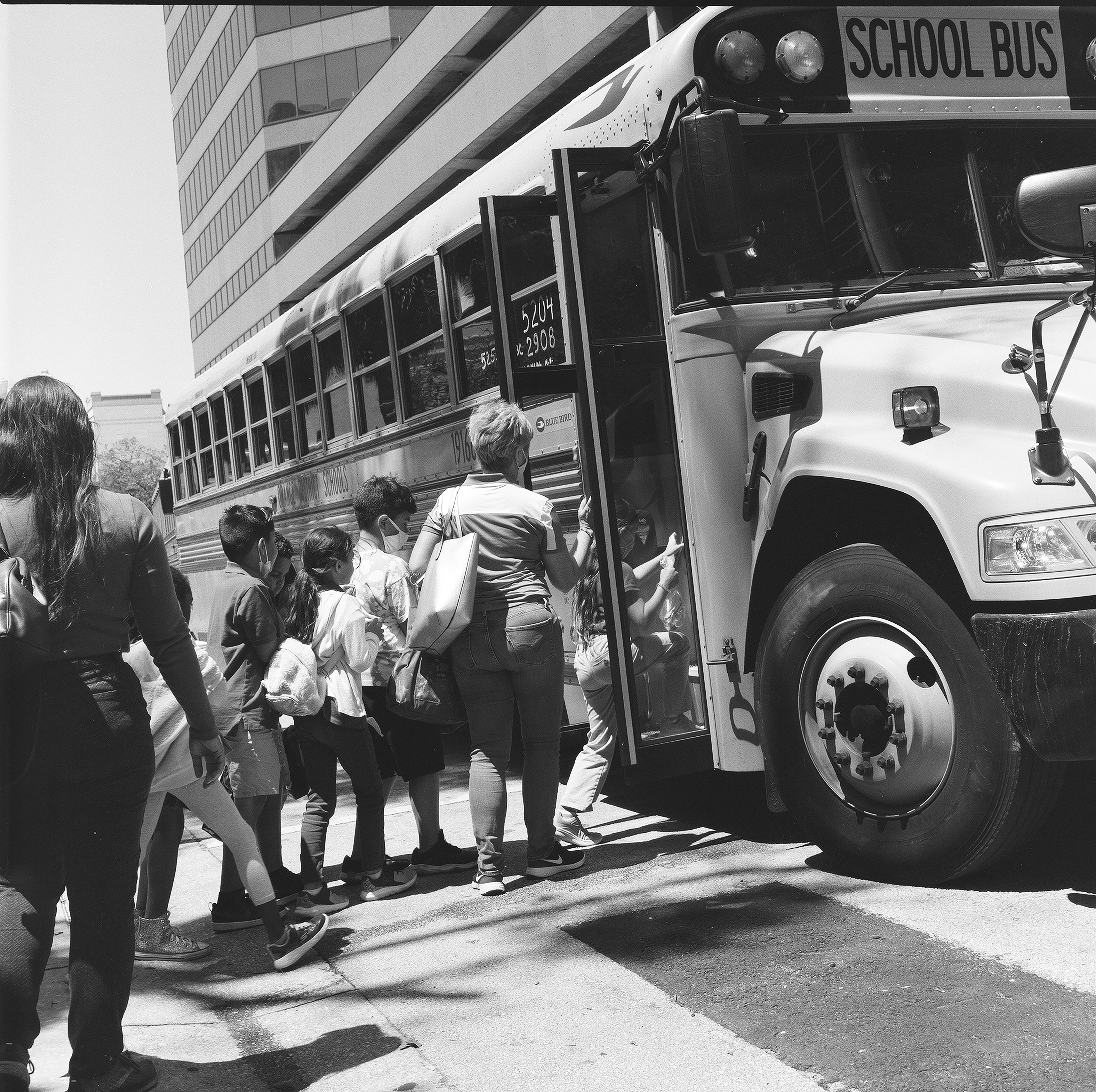 A group of people getting on a bus photo – Free Orlando Image on Unsplash